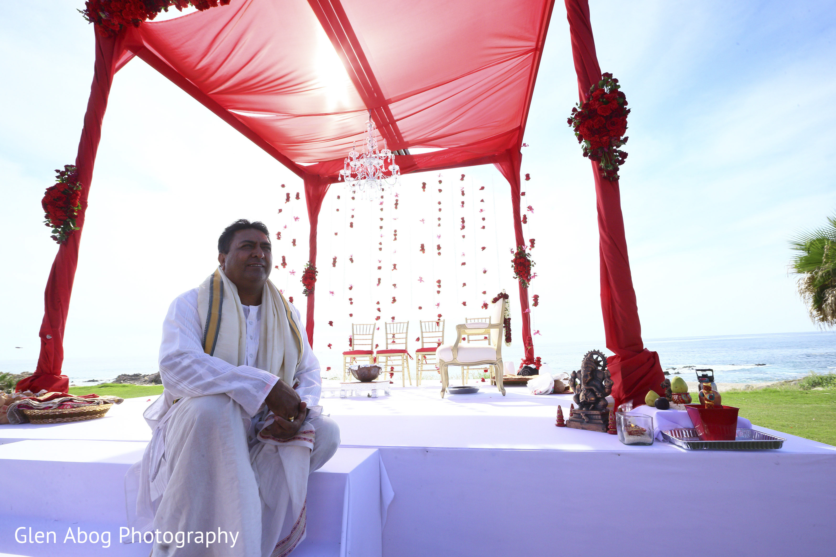 Red mandap for Hindu wedding ceremony on beach | Photo 115240