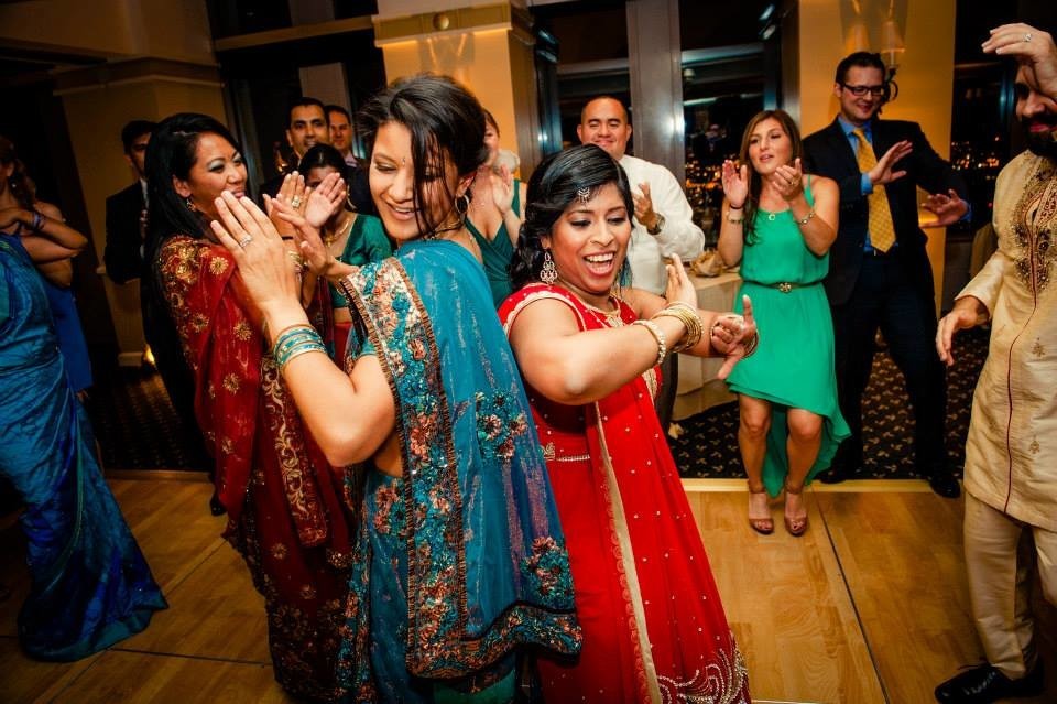 Guests dancing at the indian wedding reception | Photo 125698