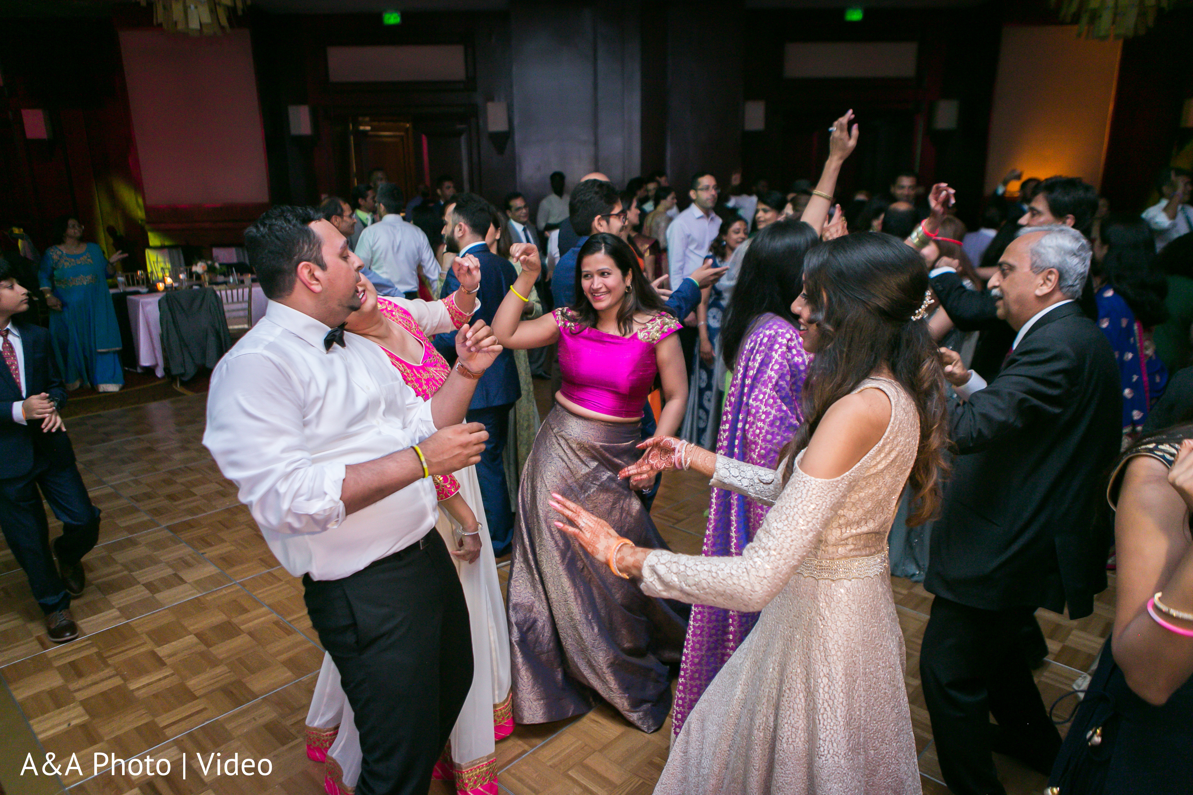 Indian wedding reception guests dancing | Photo 128616