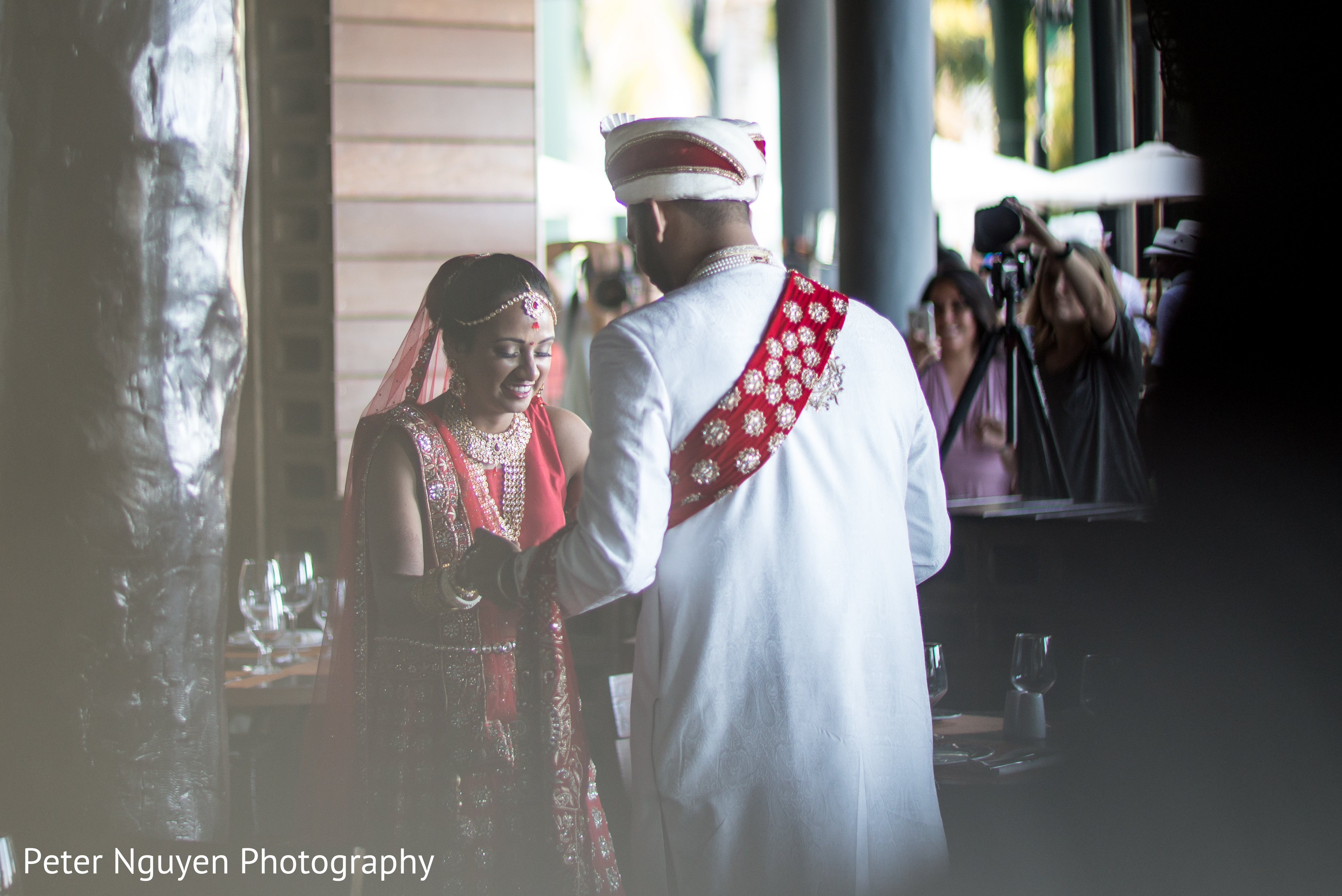 Indian bride and groom's first look scene | Photo 128700