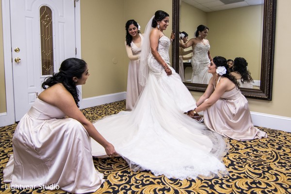 Indian bridesmaids and bride getting ready. | Photo 146570
