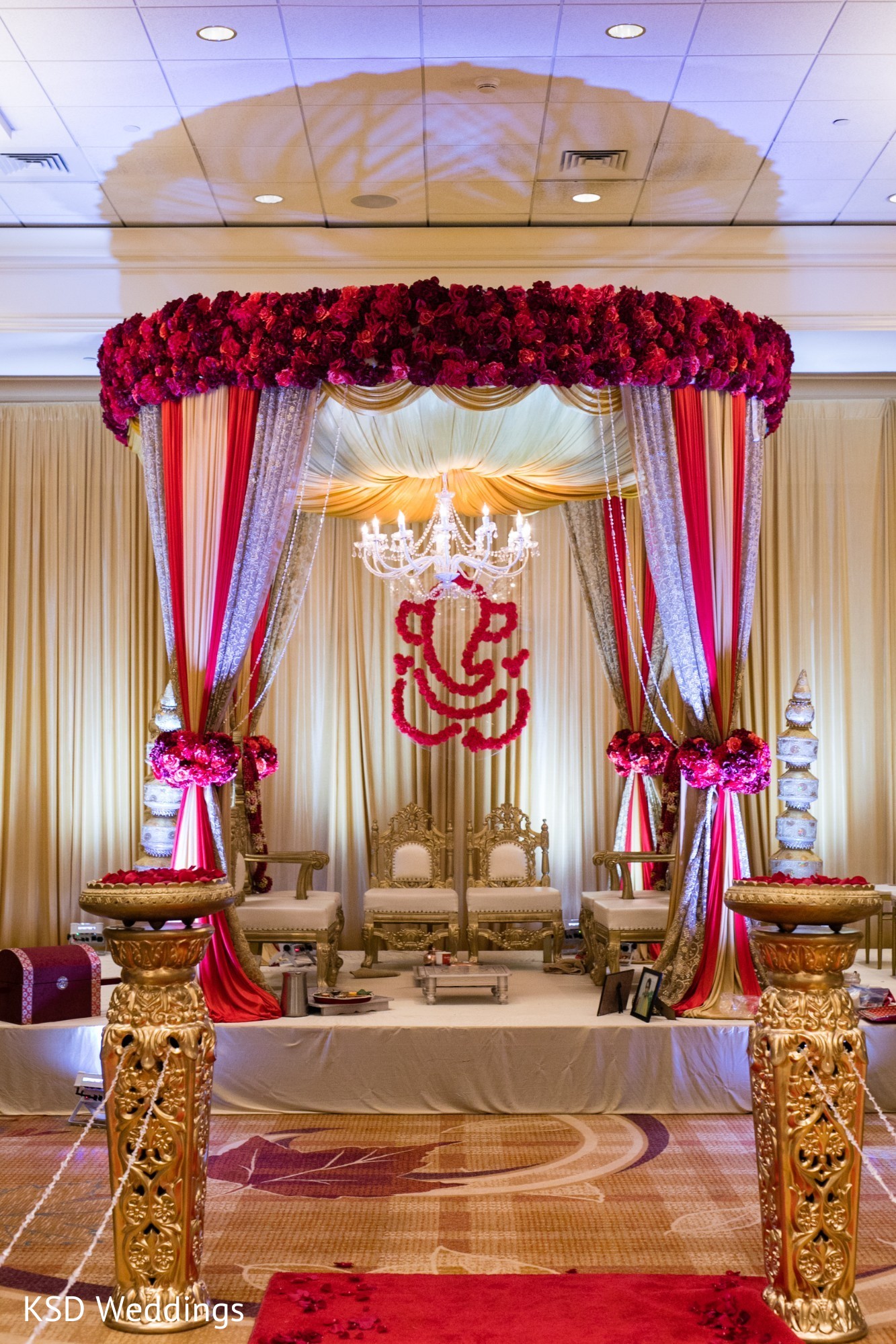 Fascinating red and gold mandap. | Photo 147352