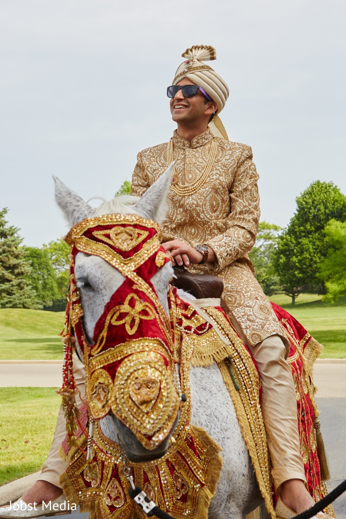 Handsome indian groom riding baraat horse | Photo 147467