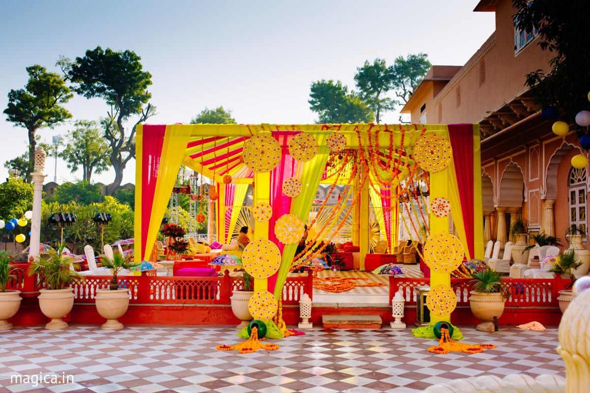 Wonderful haldi stage decor | Photo 147929