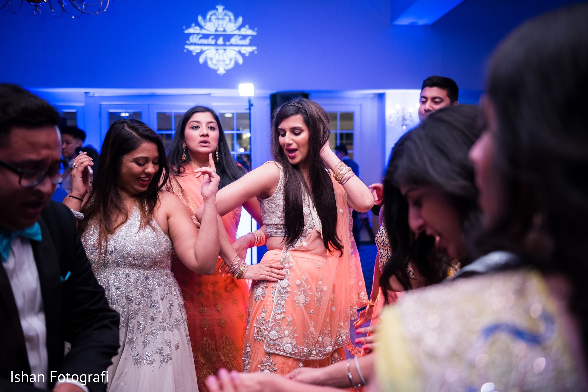 Indian wedding guests enjoying reception | Photo 149286