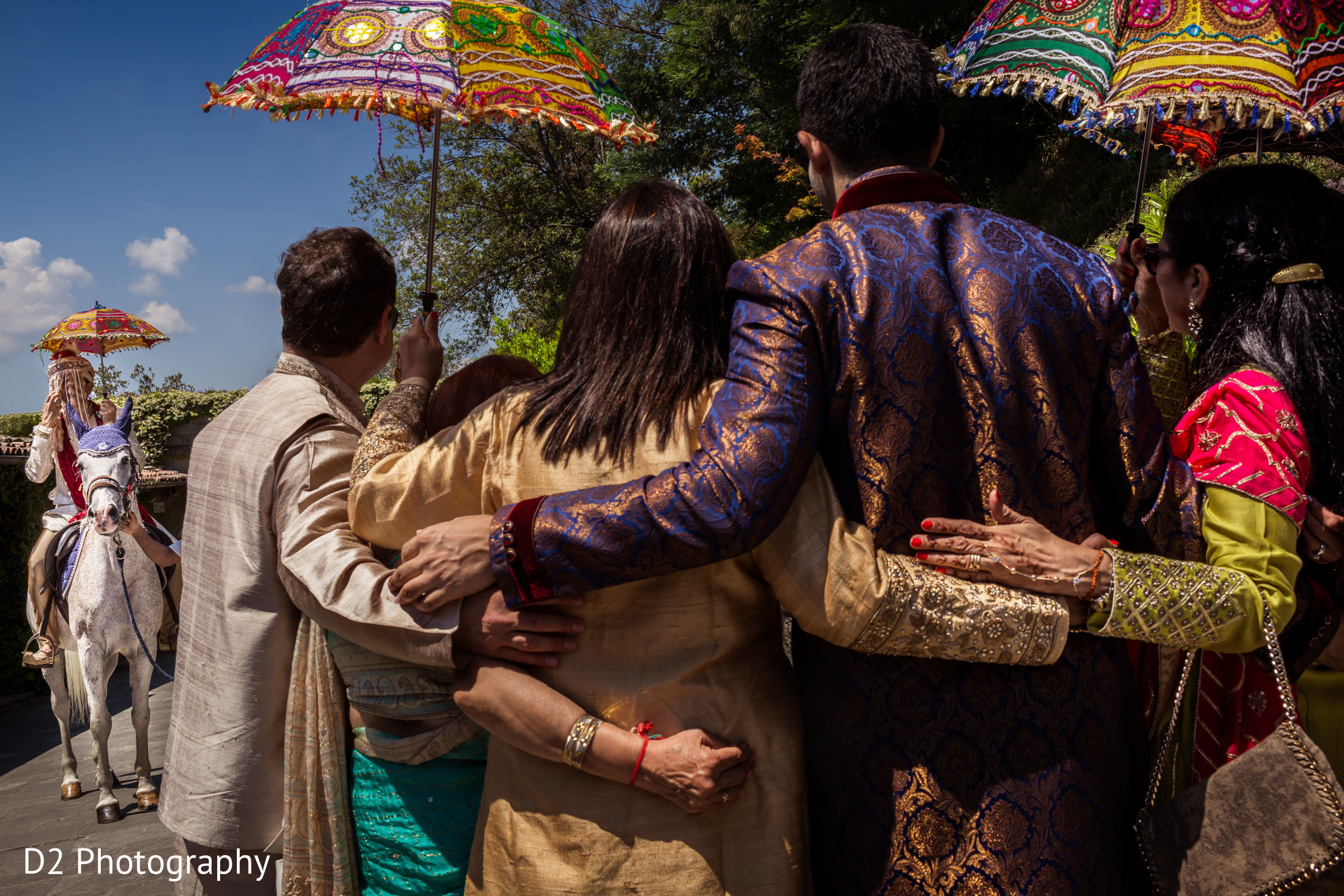 Guests enjoying baraat procession | Photo 157685