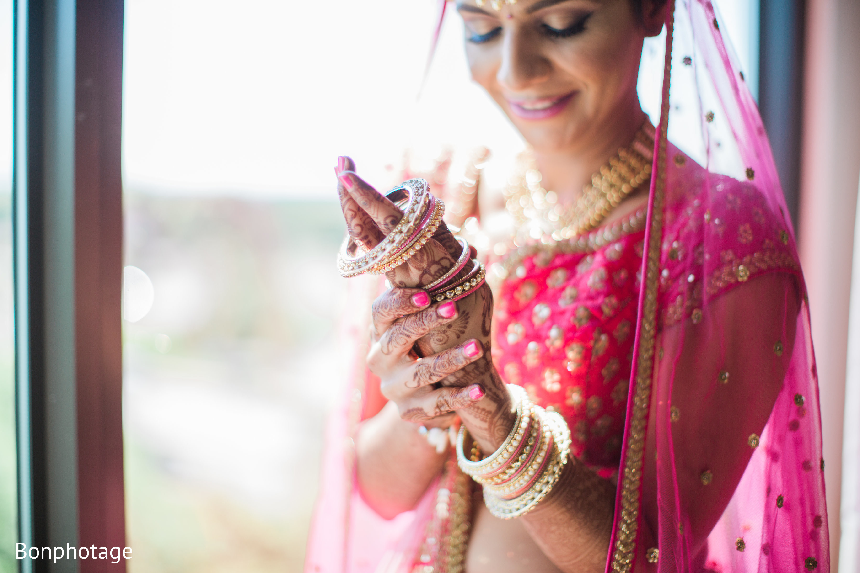 Happy indian bride gettign her bangles on. | Photo 159508