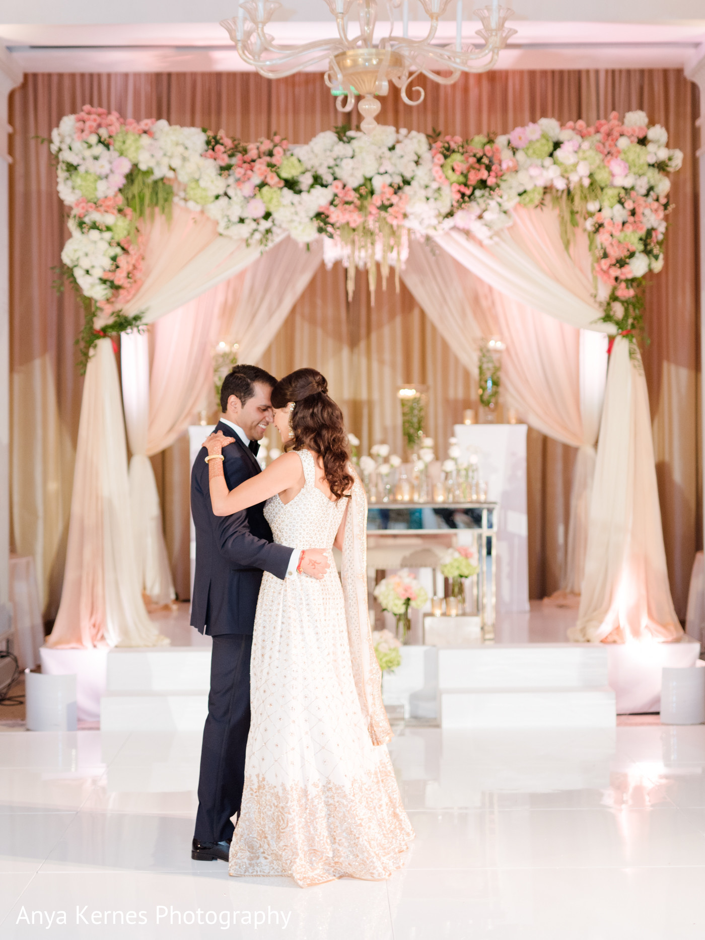 Marvelous Indian bride and groom's first dance. | Photo 171334