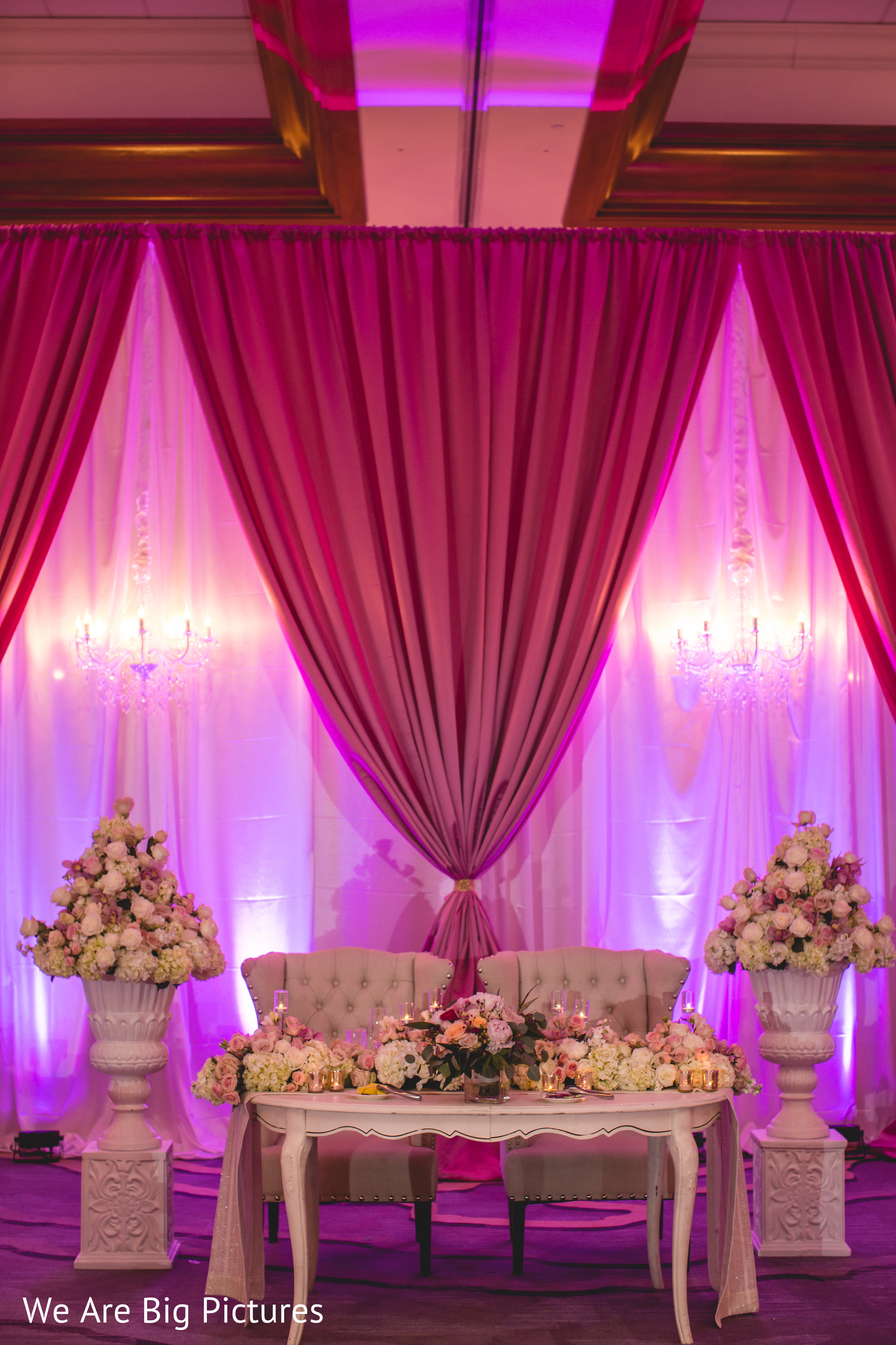 Dazzling Indian wedding table floral centerpiece. | Photo 172023