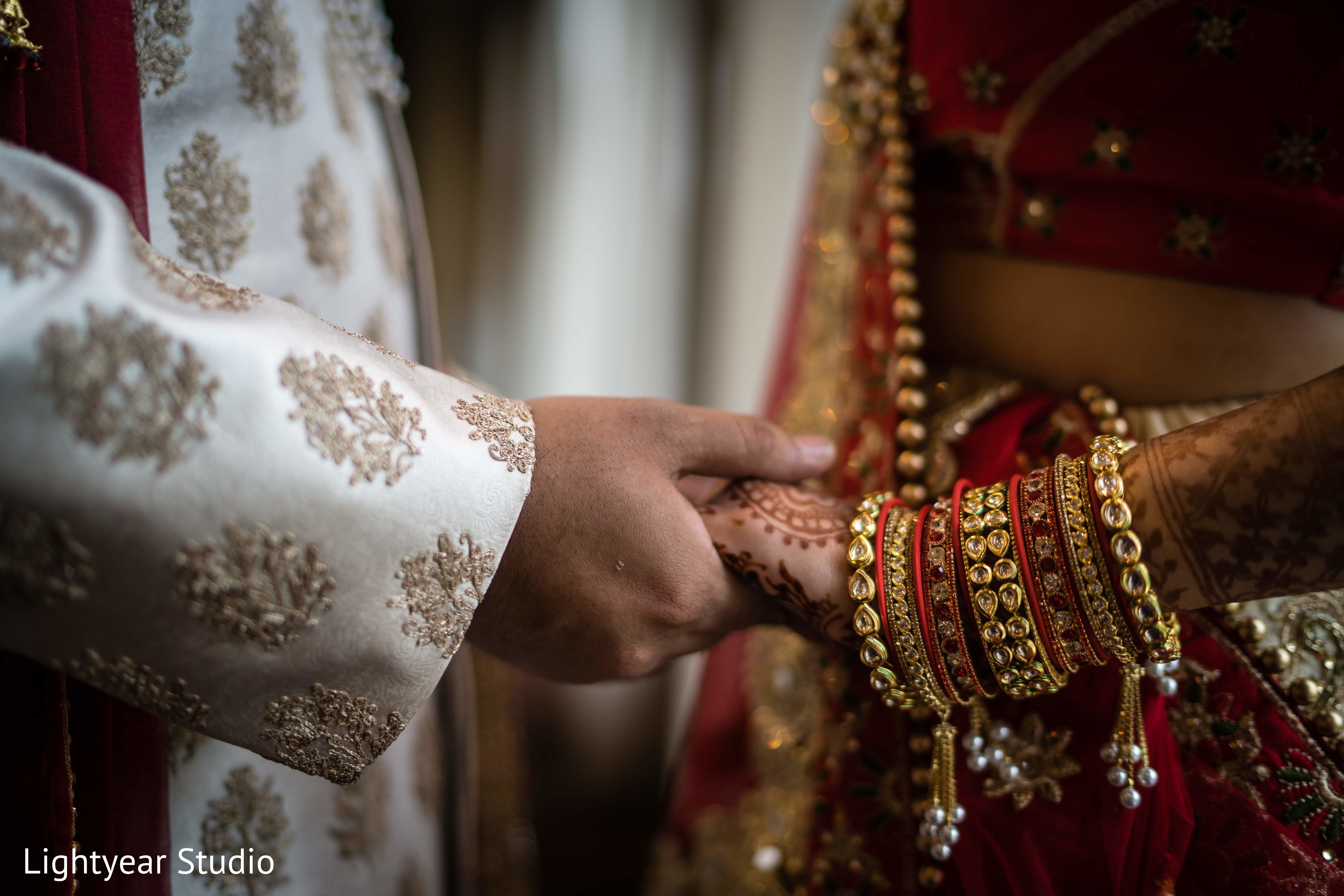 Indian bride and groom holding hands capture | Photo 174096
