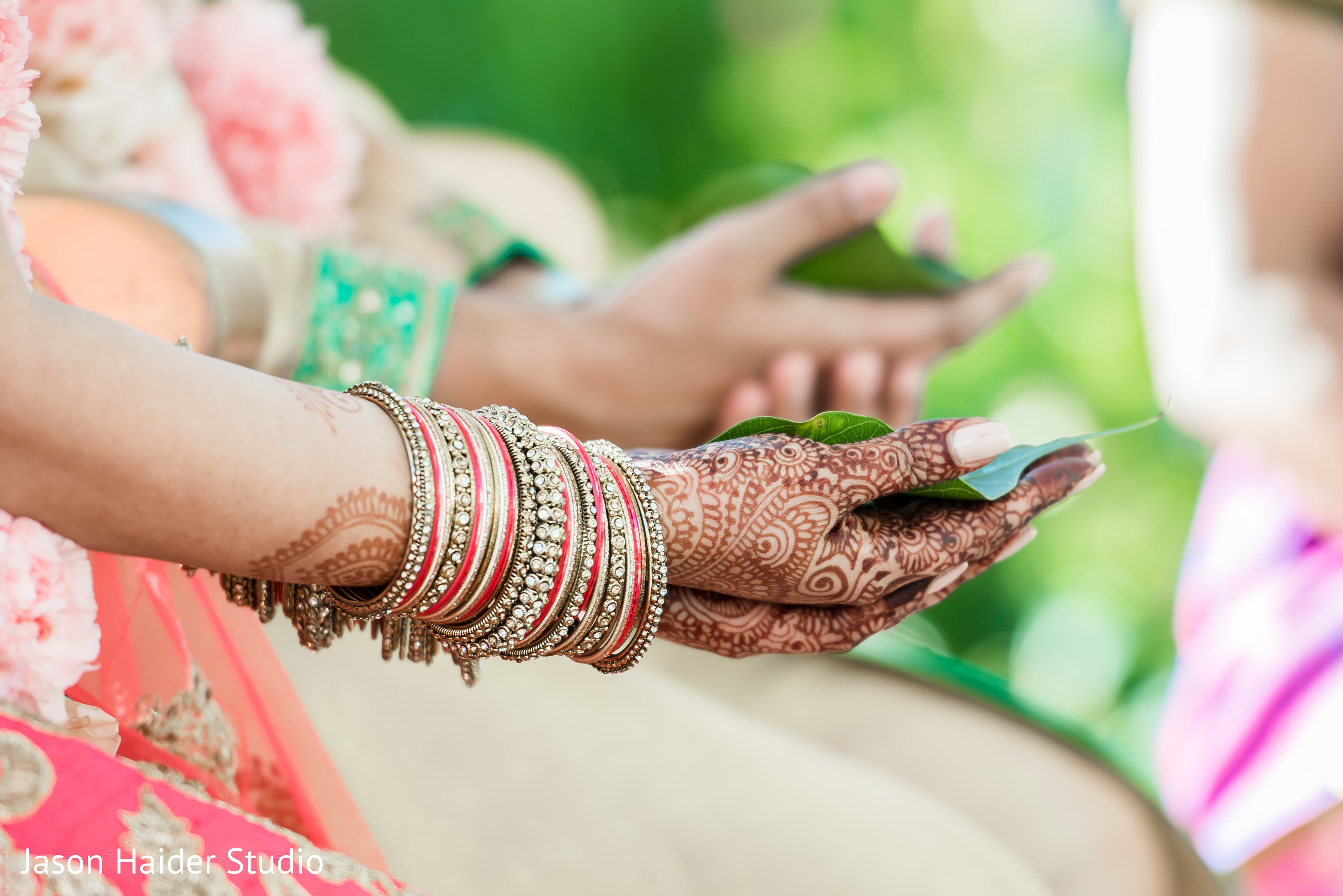 Indian bride holding betel leaf | Photo 176798