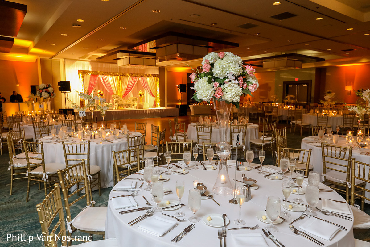 Delicate indian wedding centerpieces | Photo 177625