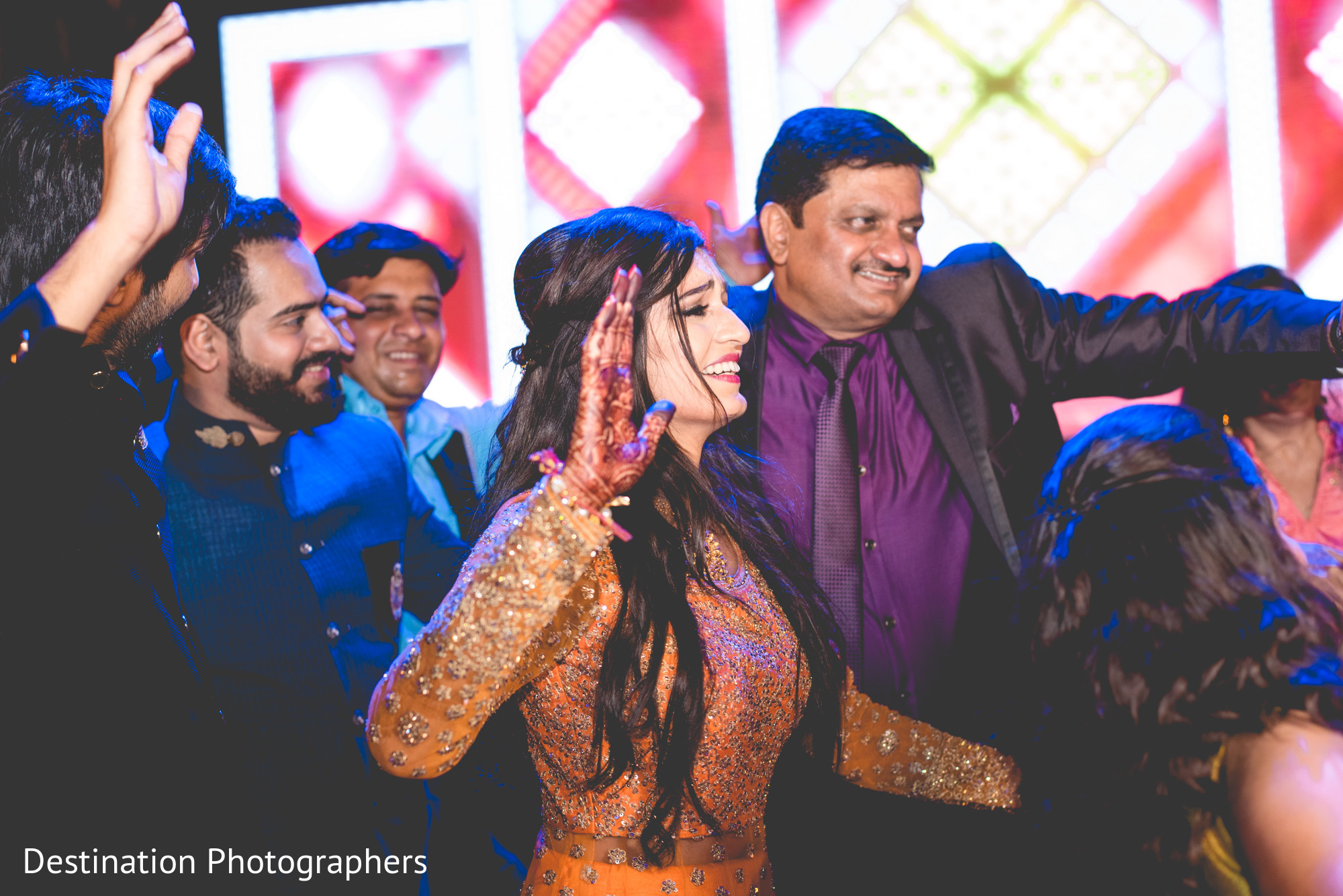 Indian bride and groom dancing with guests | Photo 178902
