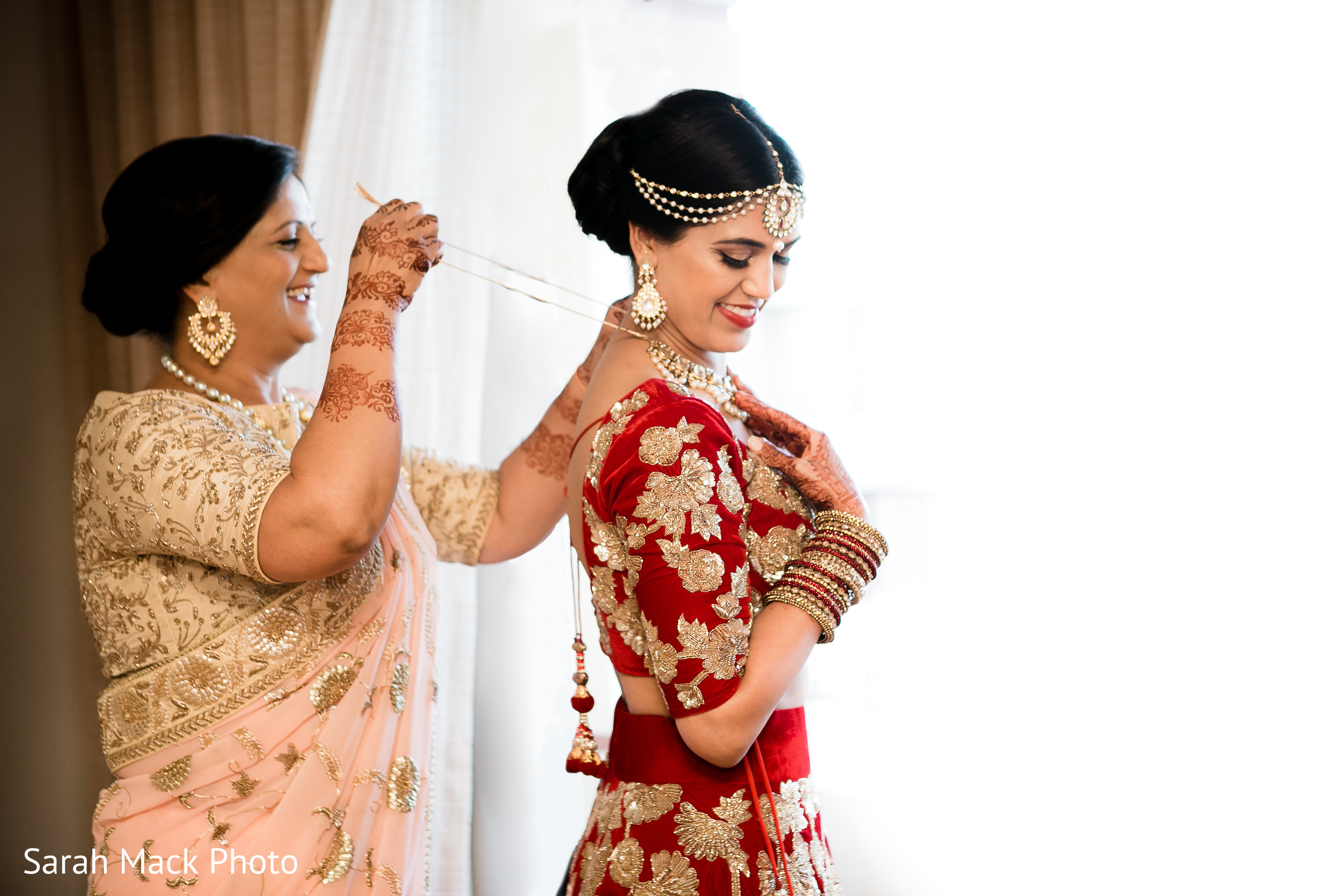 Beautiful indian bride getting ready. | Photo 179678