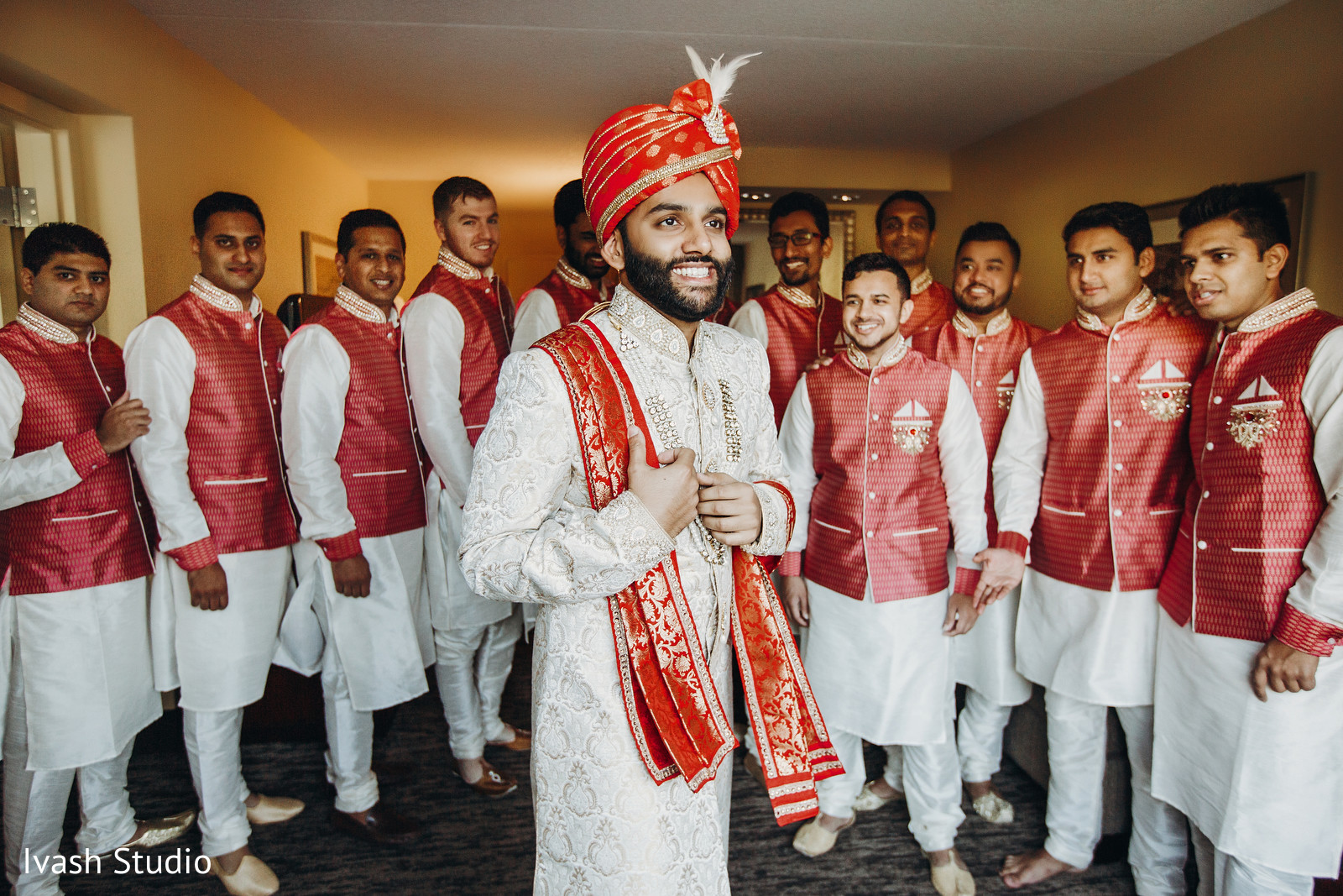Indian groom with his entourage | Photo 179924