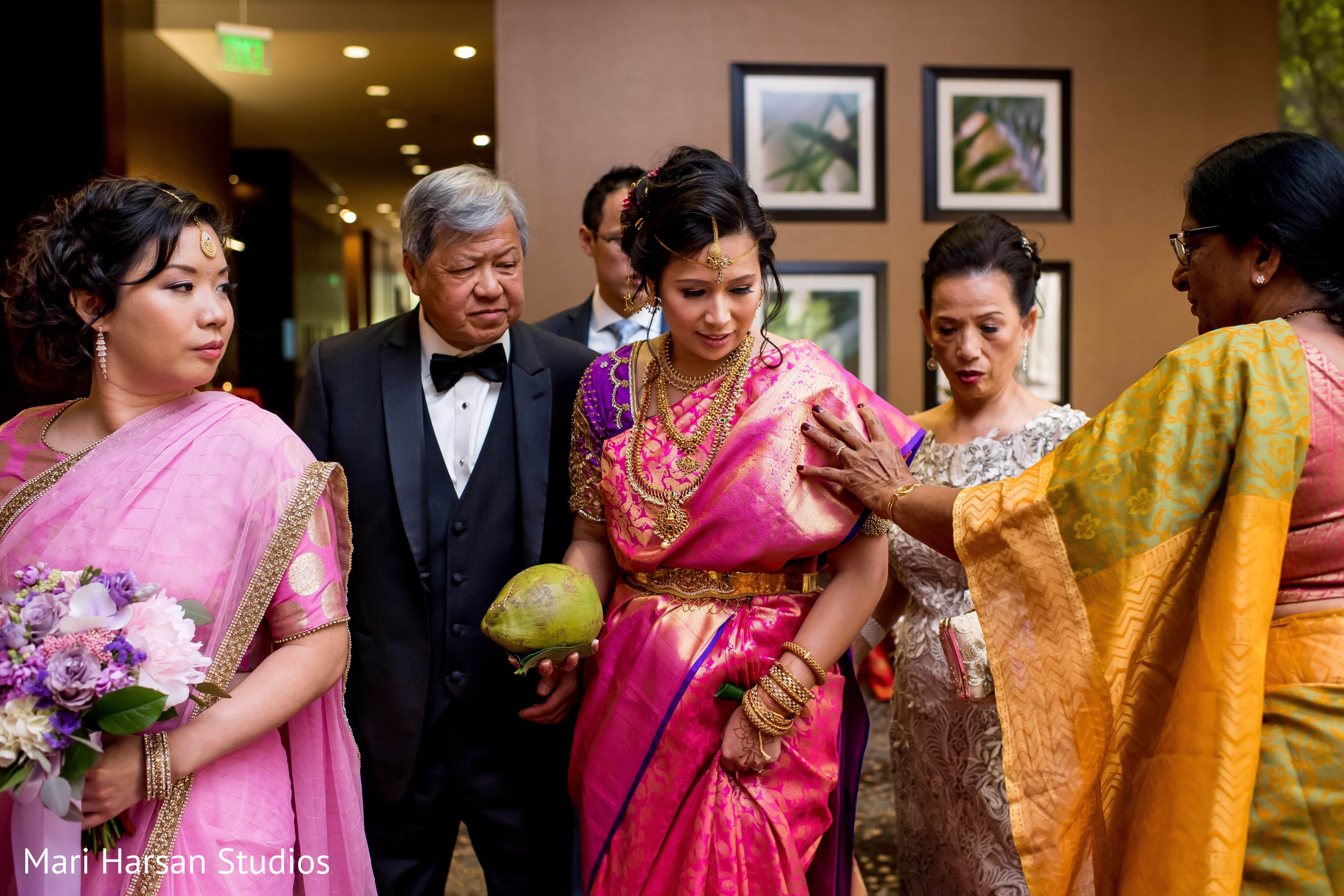 Indian bride arriving at wedding ceremony | Photo 181111