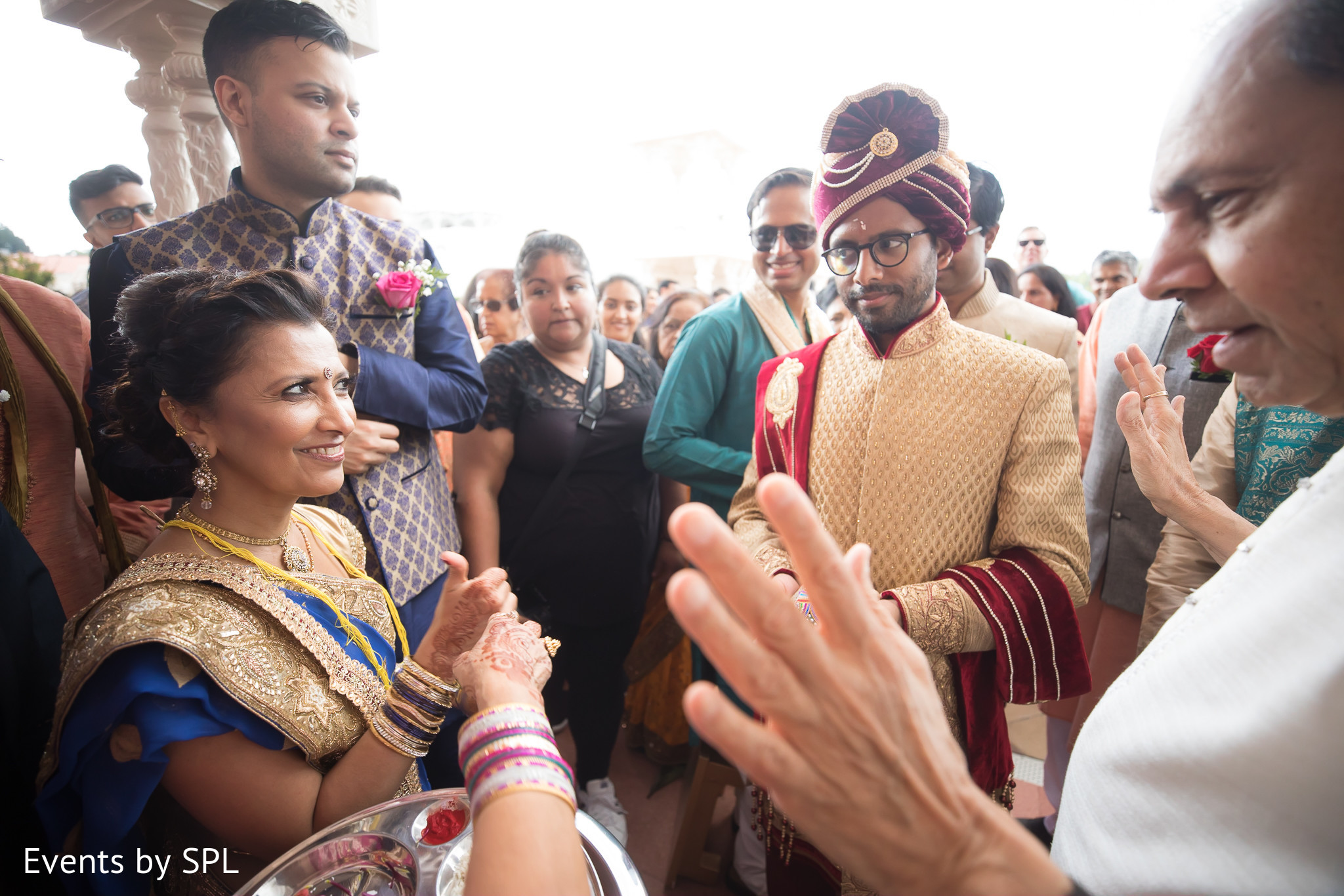 Indian groom during milni ritual | Photo 182425