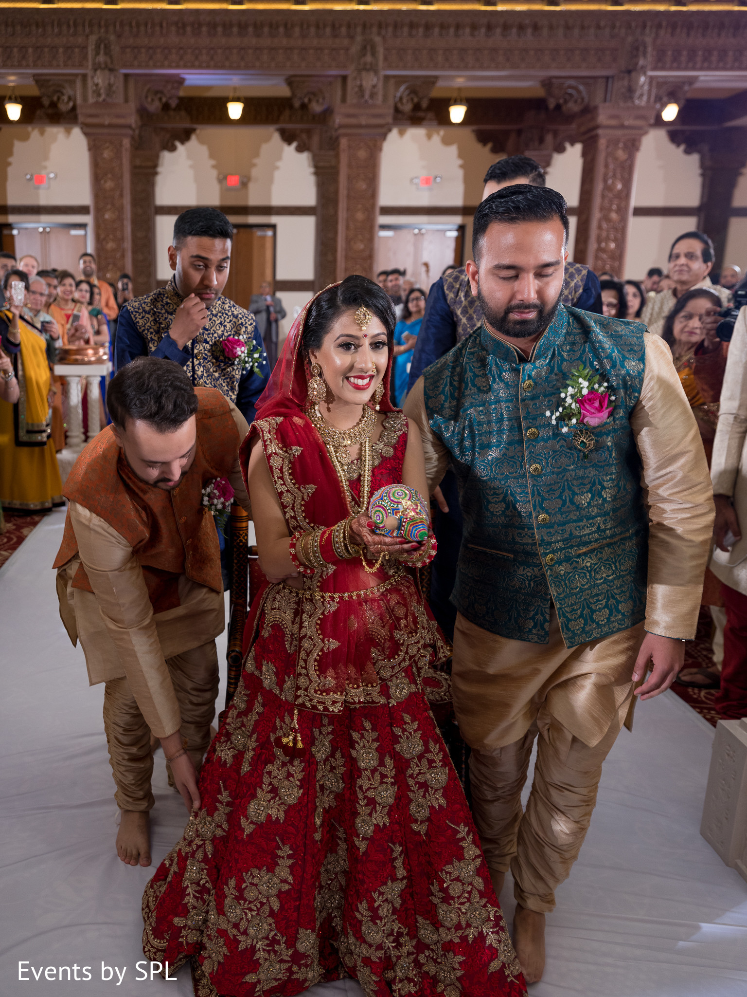 Indian bride walking down the aisle | Photo 182428