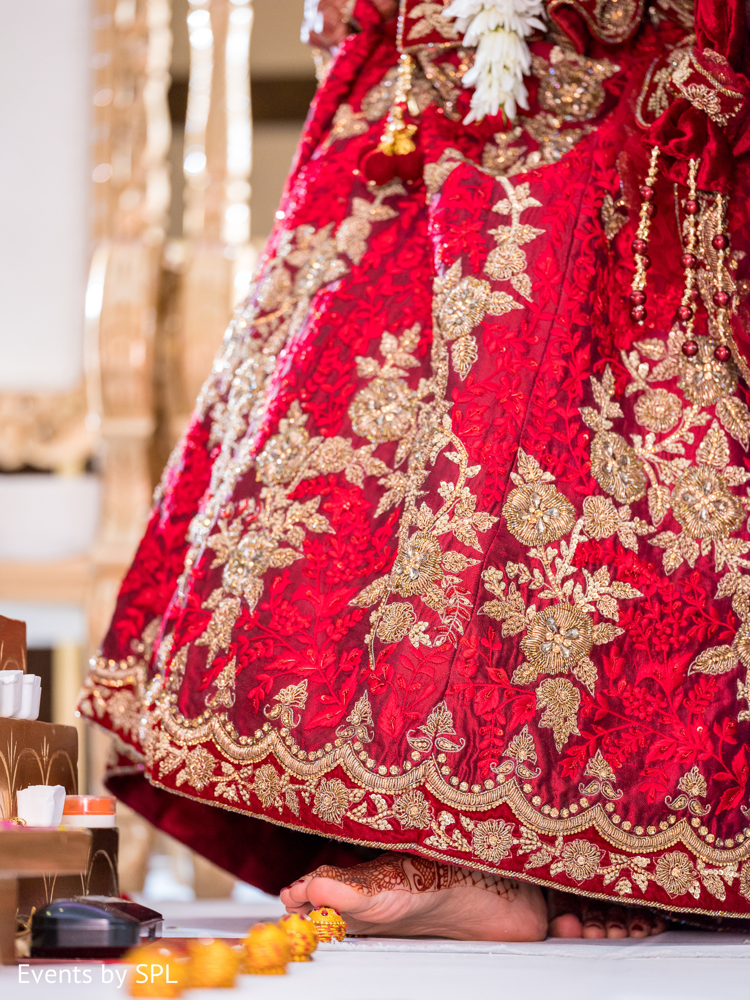 Indian bride rolling betel nut with toe | Photo 182436
