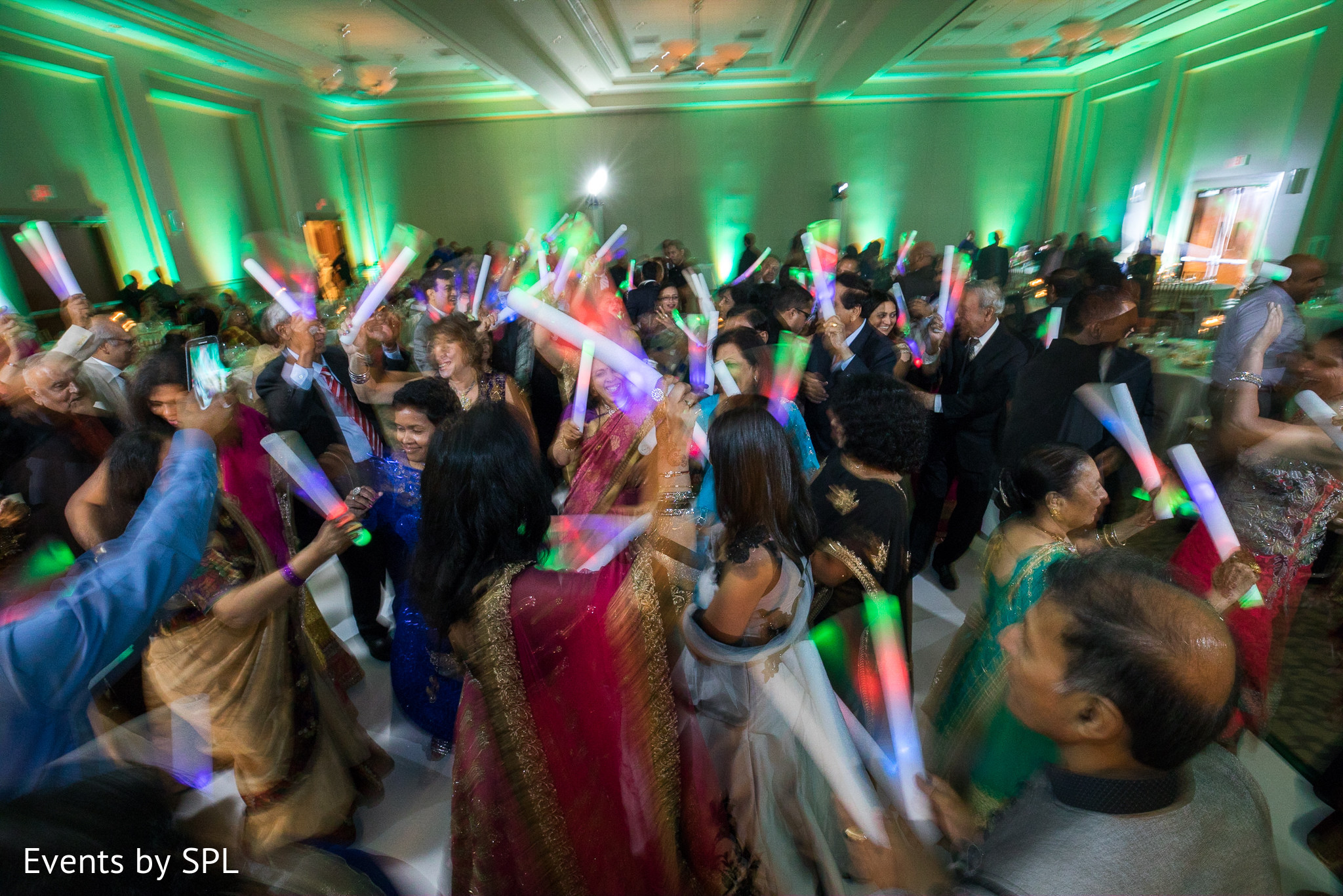 Vibrant indian wedding reception party capture | Photo 182480