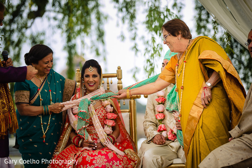 Indian bride and groom tying the knot ritual capture. | Photo 186908
