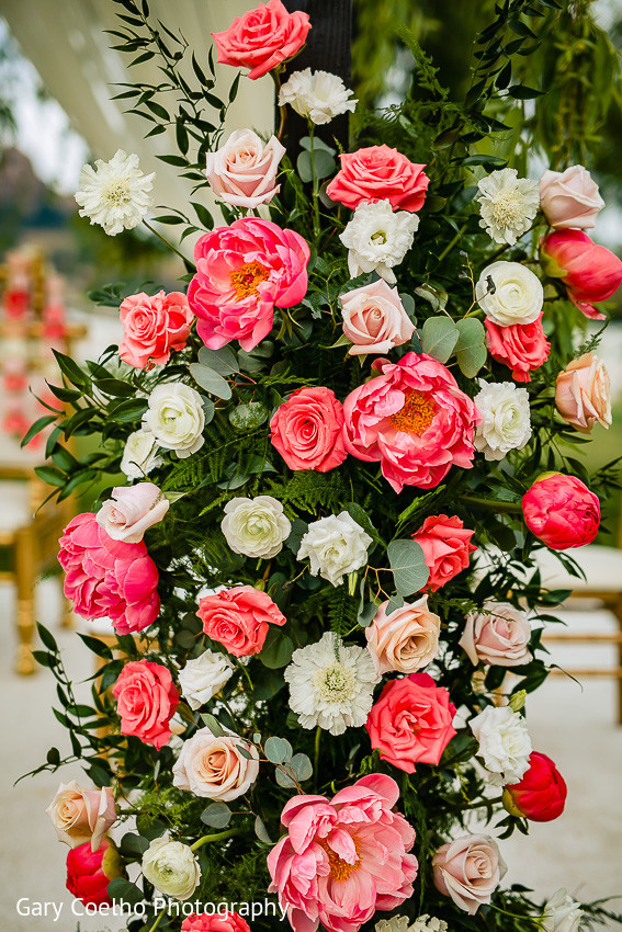 Magnificent Indian wedding ceremony roses decoration. | Photo 186953