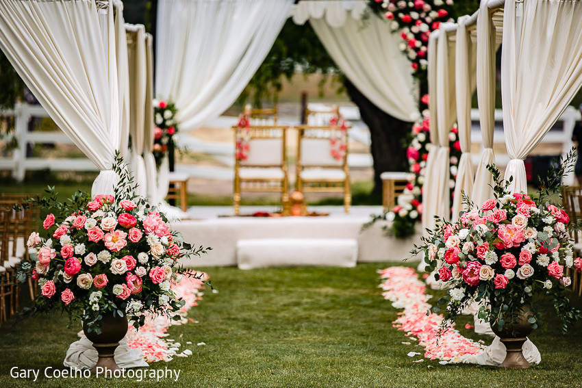 Dreamy Indian wedding ceremony aisle roses decoration. | Photo 186957