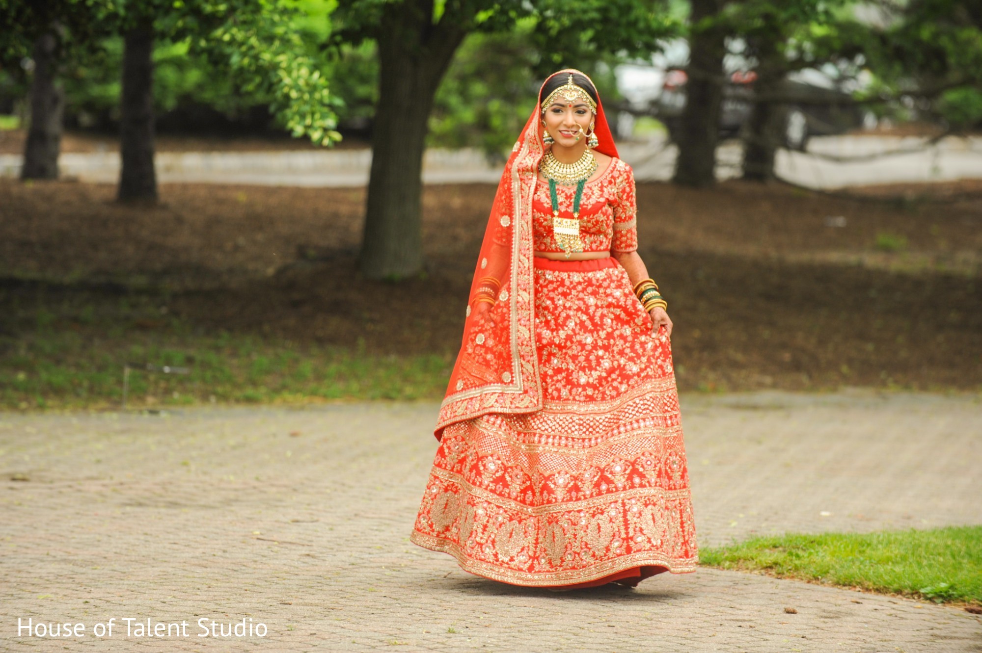Indian bride walking to meet the groom | Photo 187437