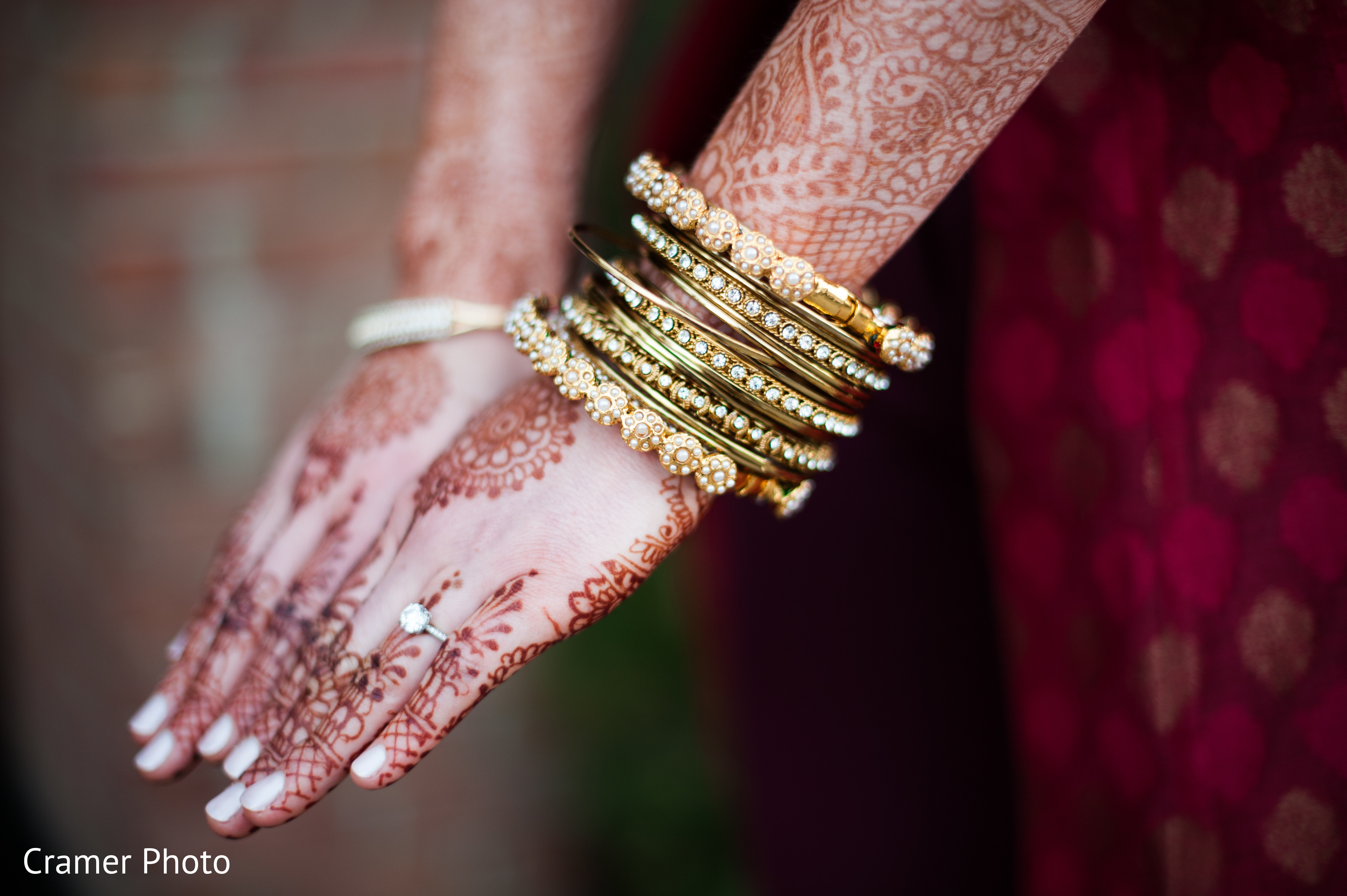 Detail of the amazing mehndi design and bridal jewelry. | Photo 188454