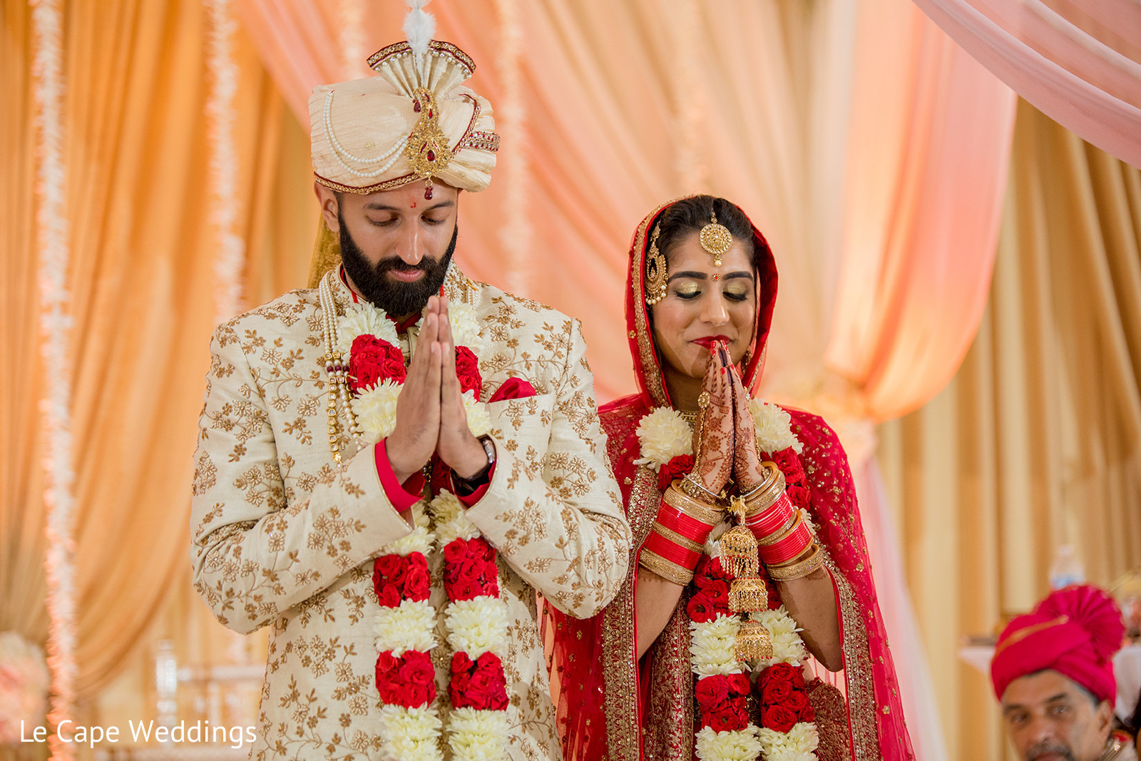 Indian couple praying during wedding ceremony | Photo 190084