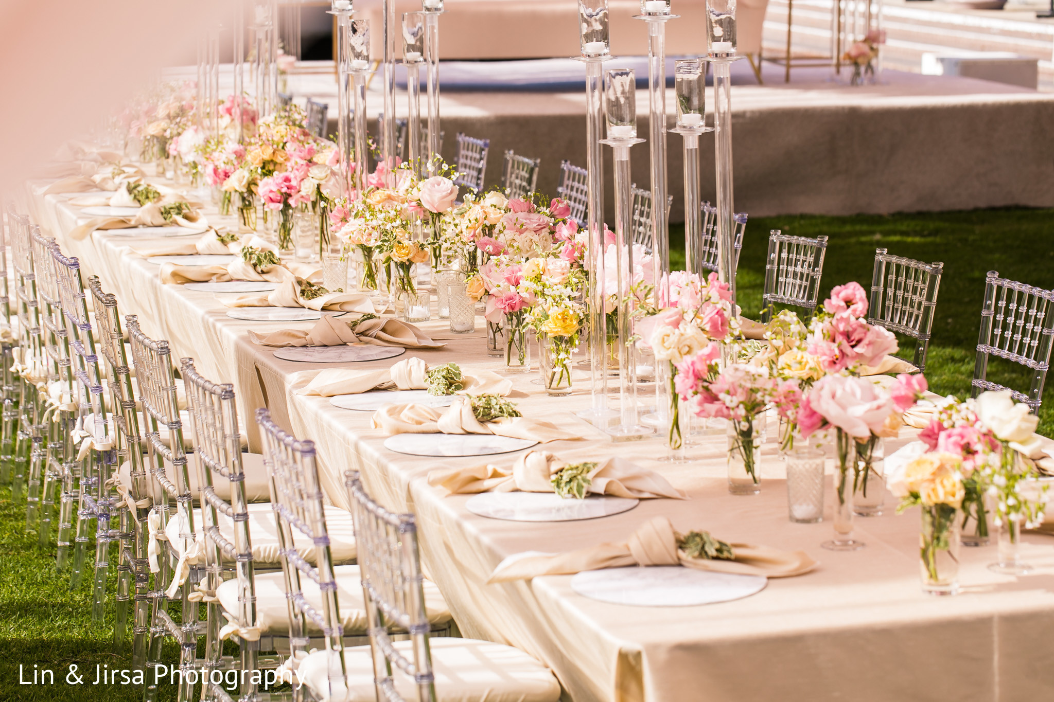 Overview of the beautiful Indian wedding table and centerpieces | Photo ...