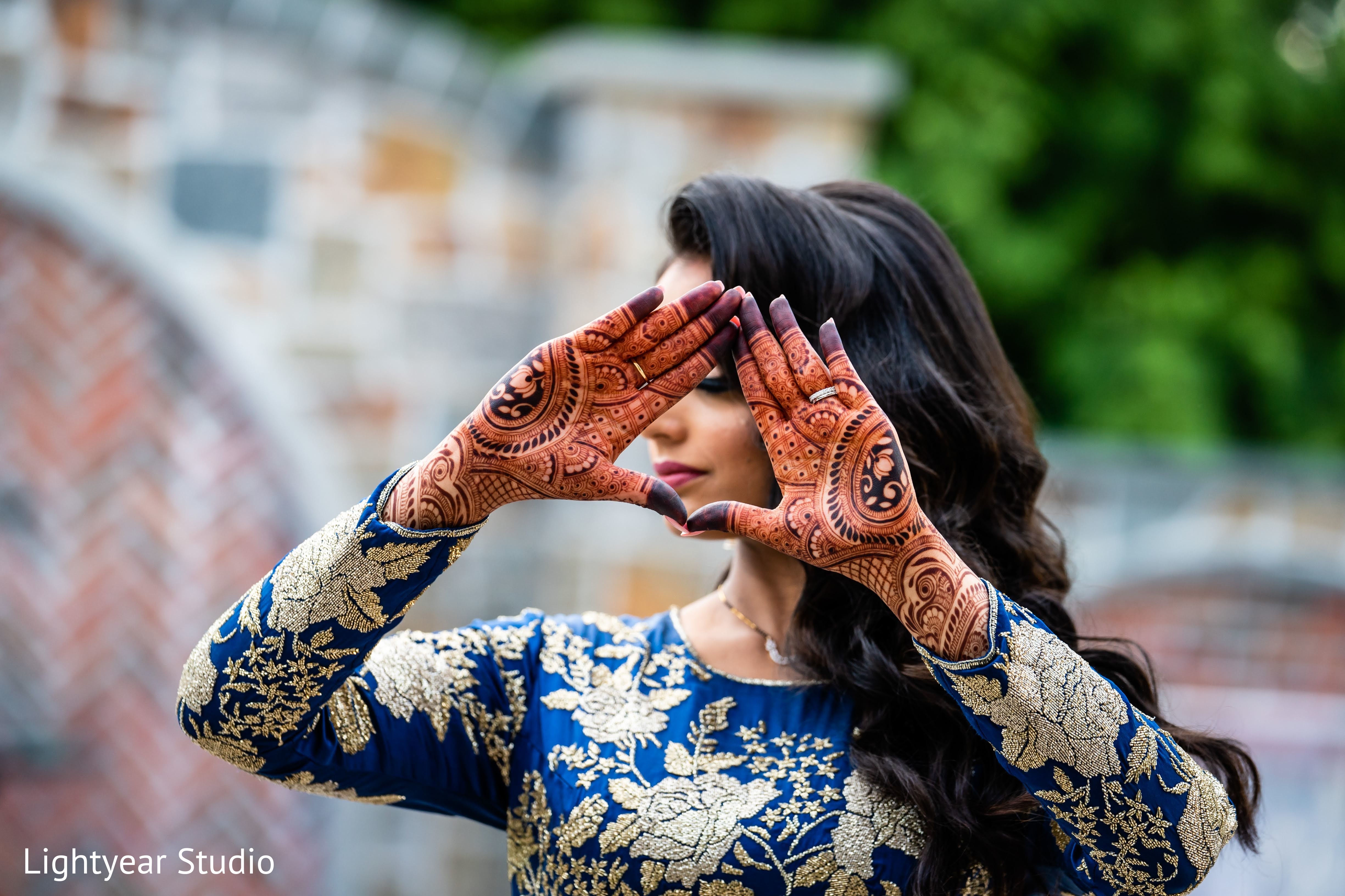 Lovely maharani showing her mehndi designs | Photo 192063