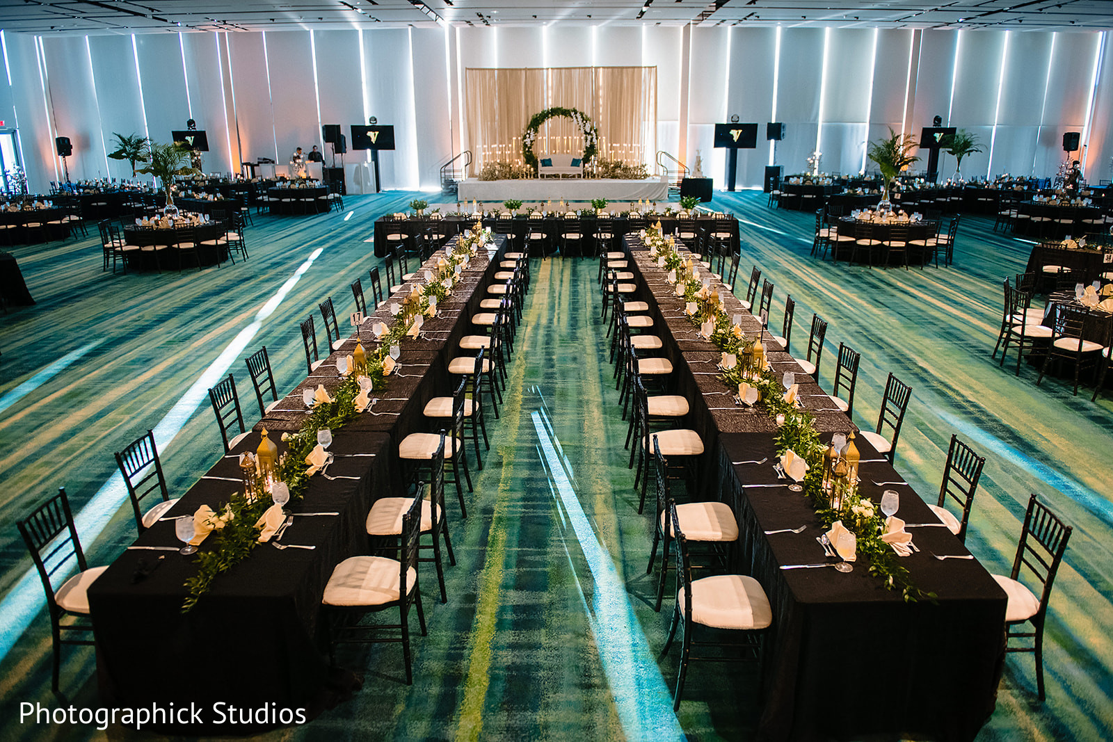 Elegant Indian wedding place table setup. | Photo 192829