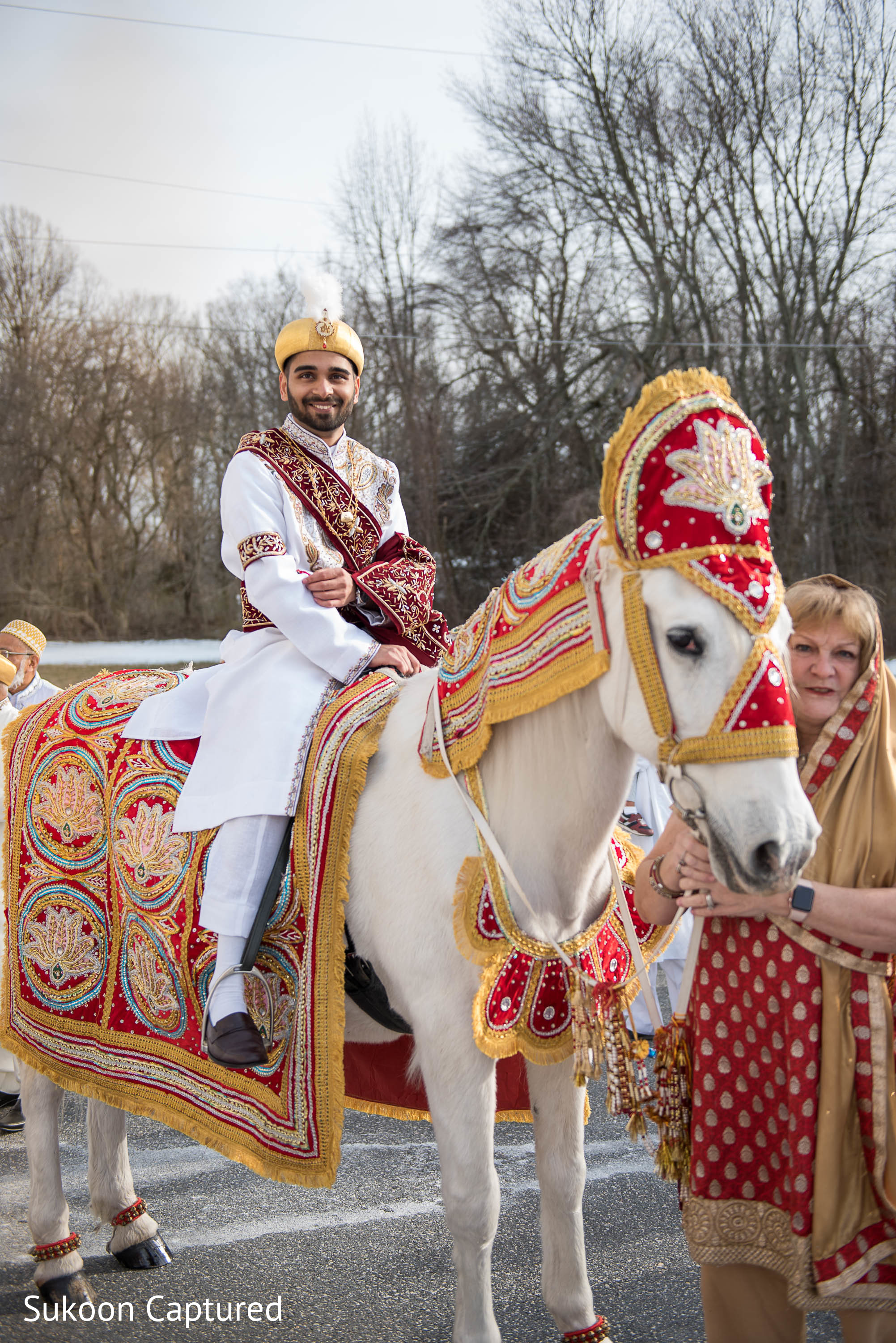 Indian groom with white baraat horse. | Photo 192860