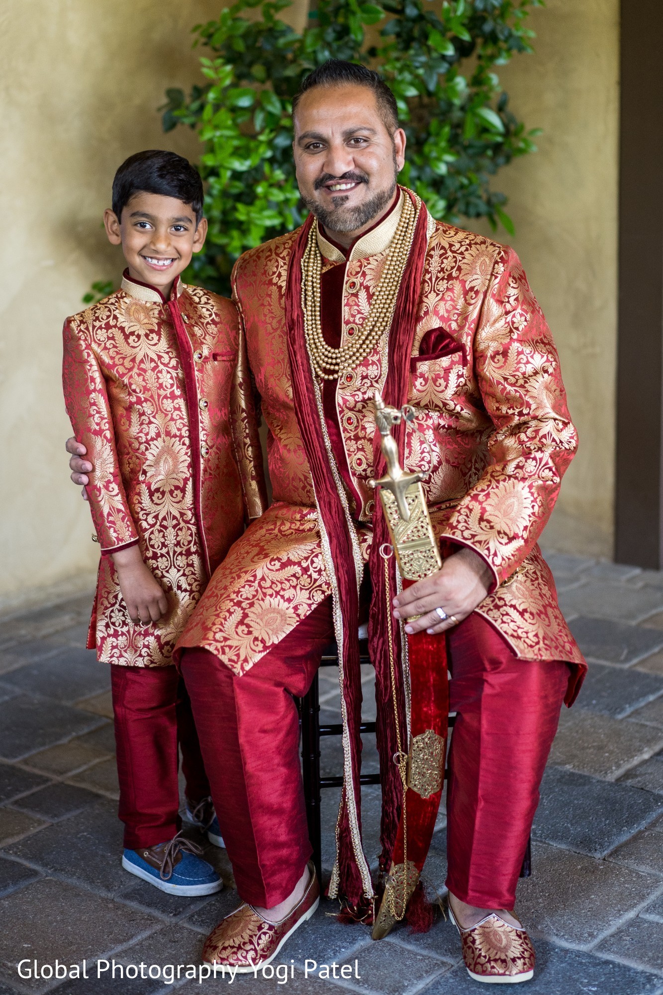 Indian groom posing with a little guest before the wedding | Photo 193115