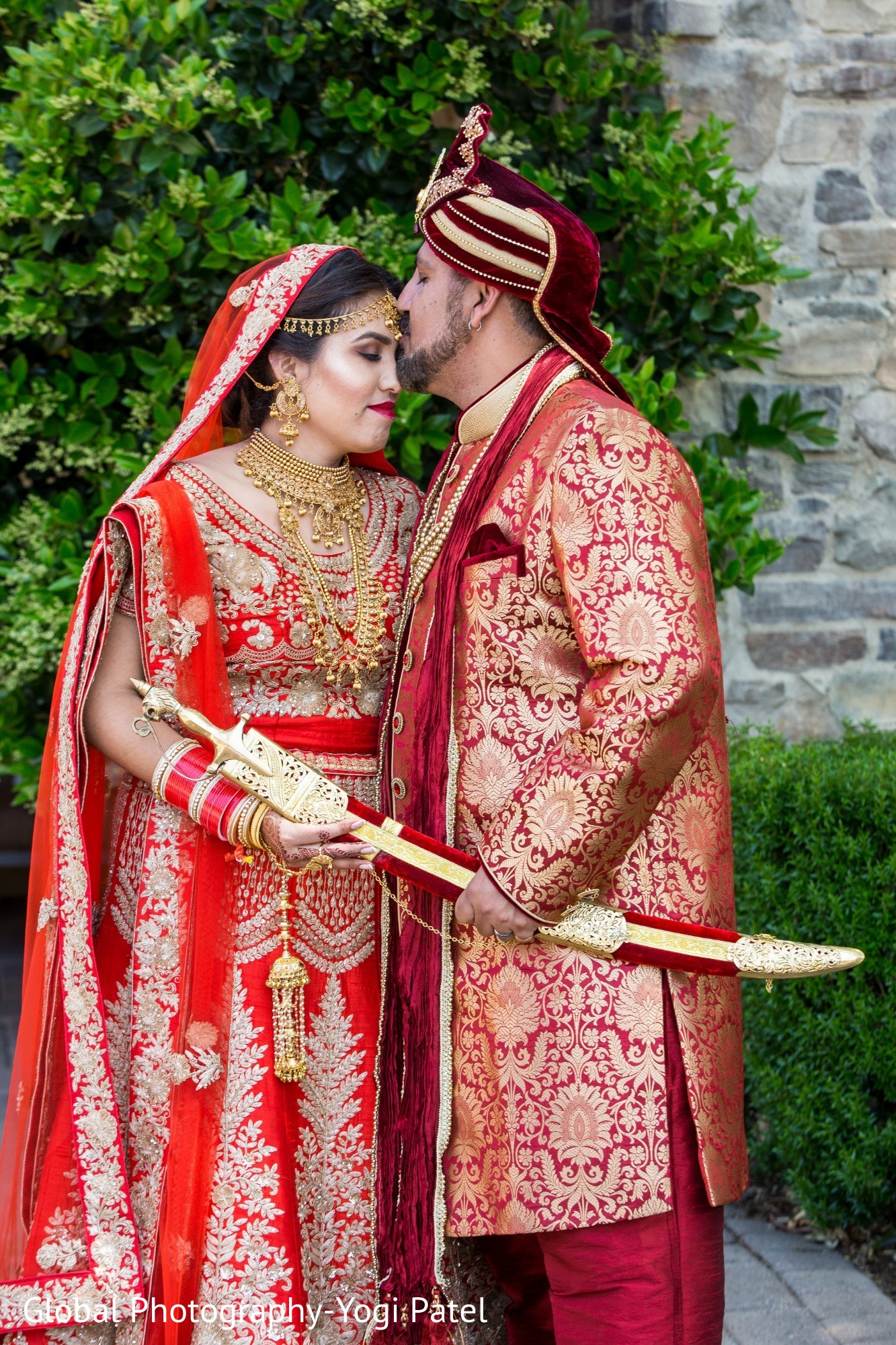 Indian groom sweetly kissing indian bride | Photo 193117