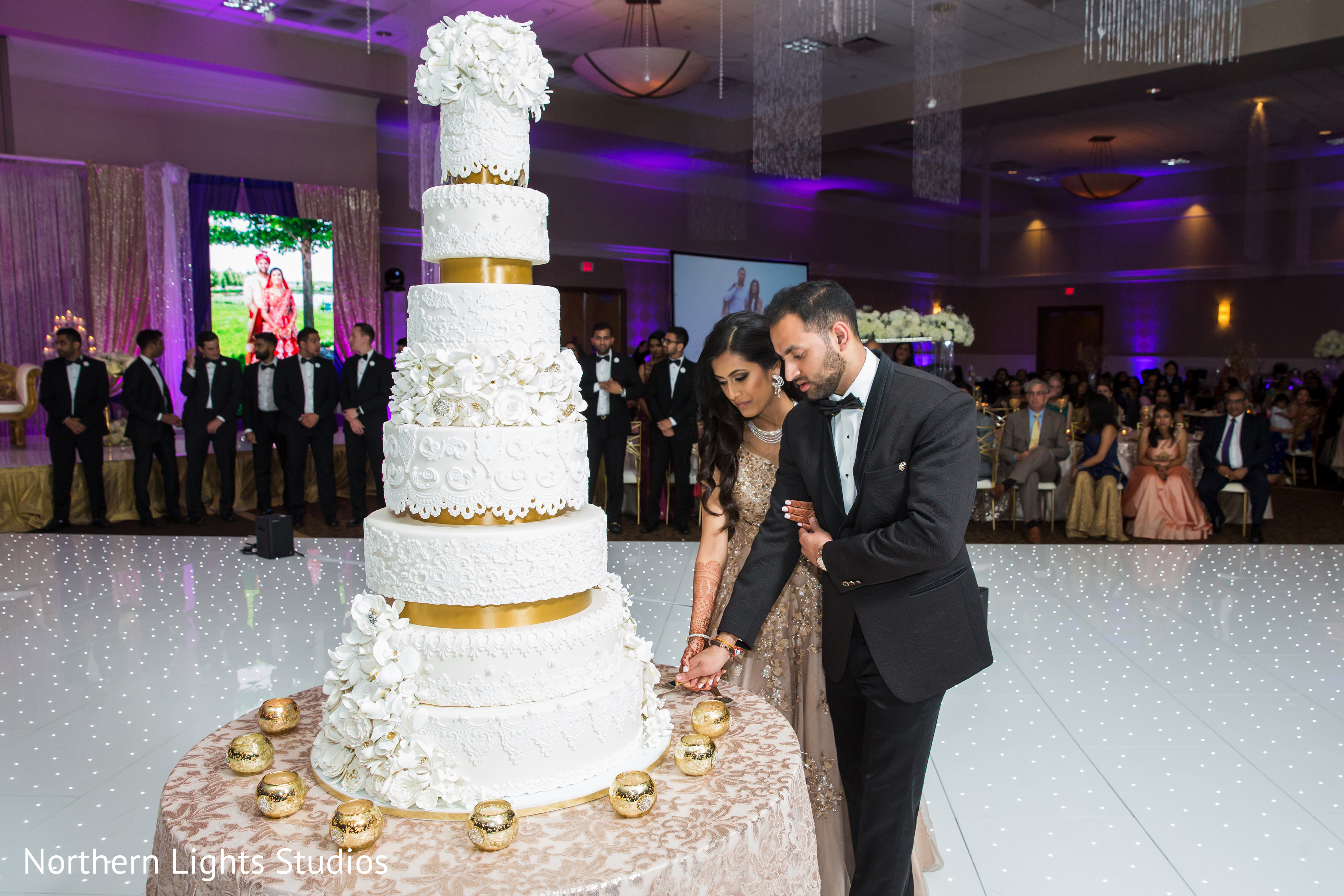 Sweet indian wedding cake cutting moment. | Photo 193389