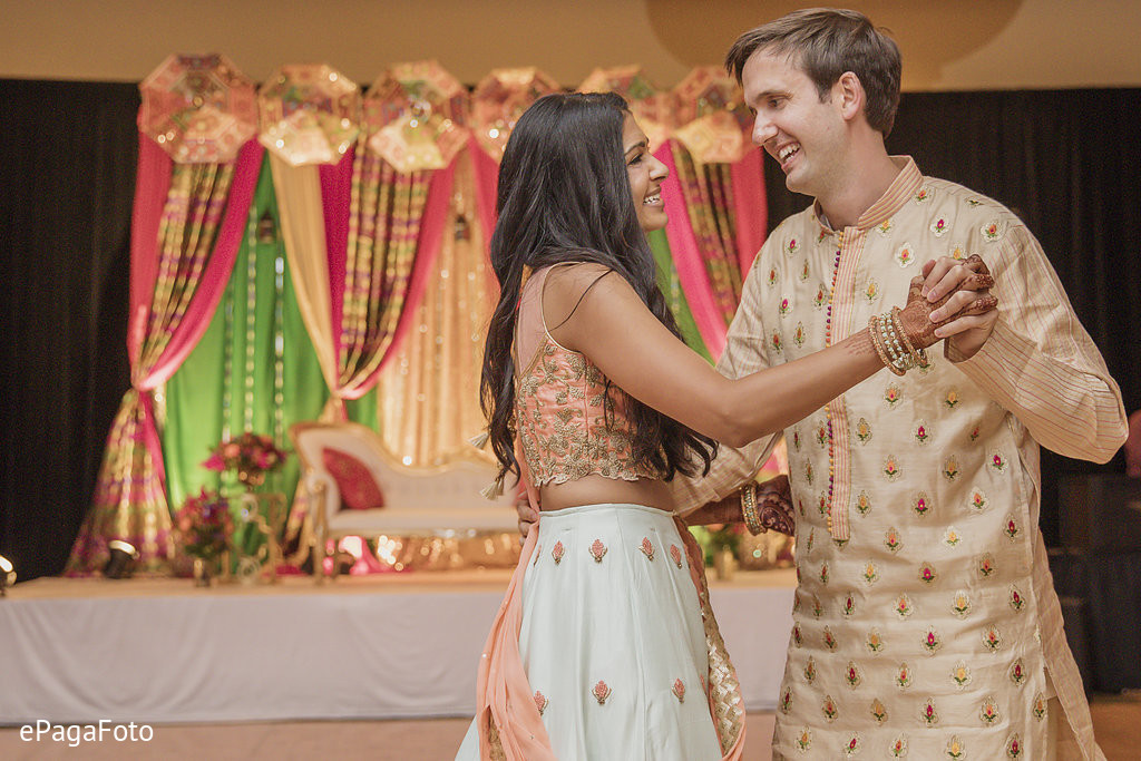 Joyful indian bride and groom showing some dance moves. | Photo 194270
