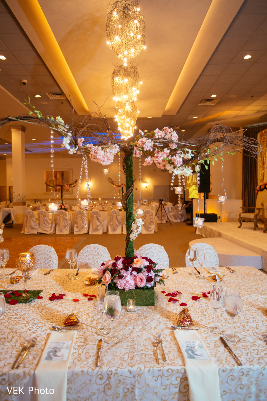 Majestic indian wedding reception table decor. | Photo 195154