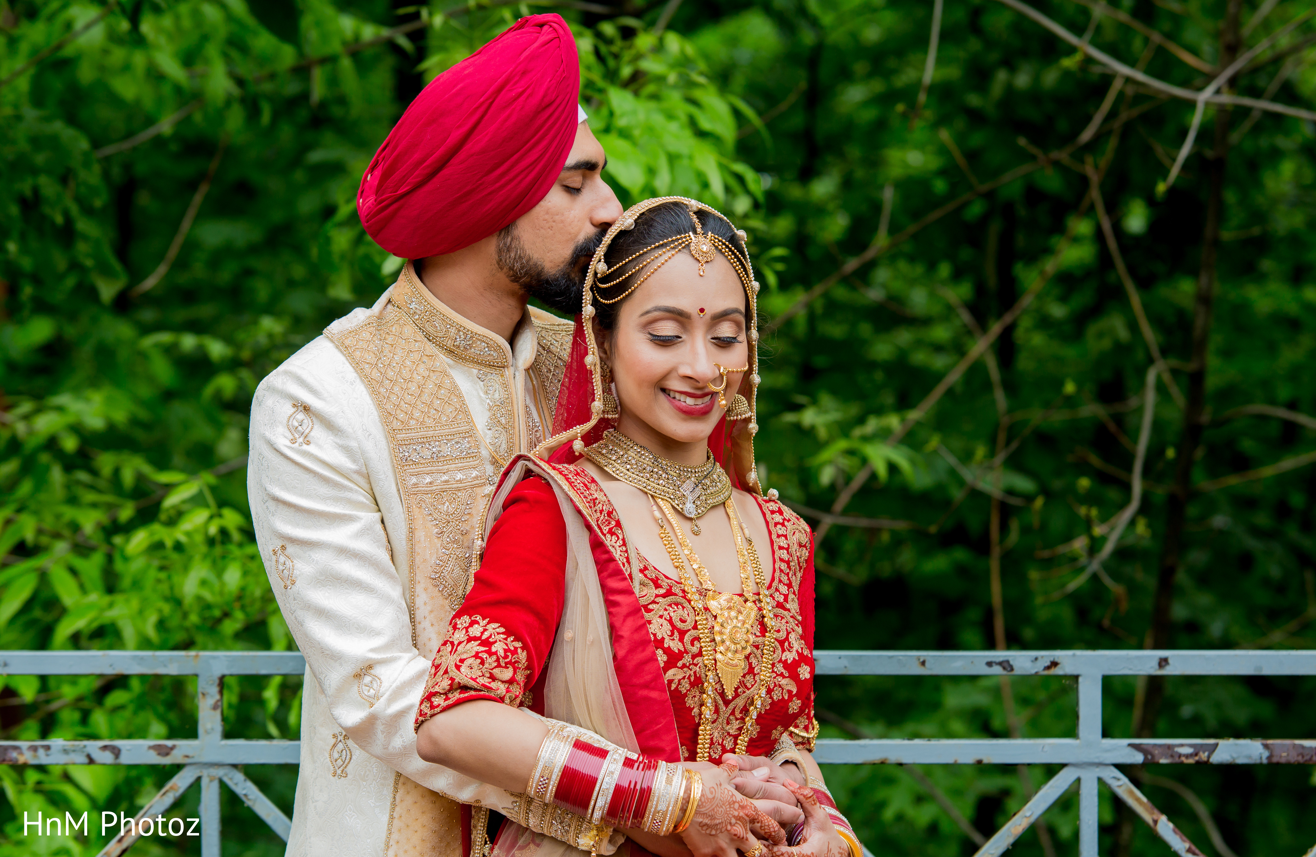Charming indian groom kissing the bride | Photo 195592