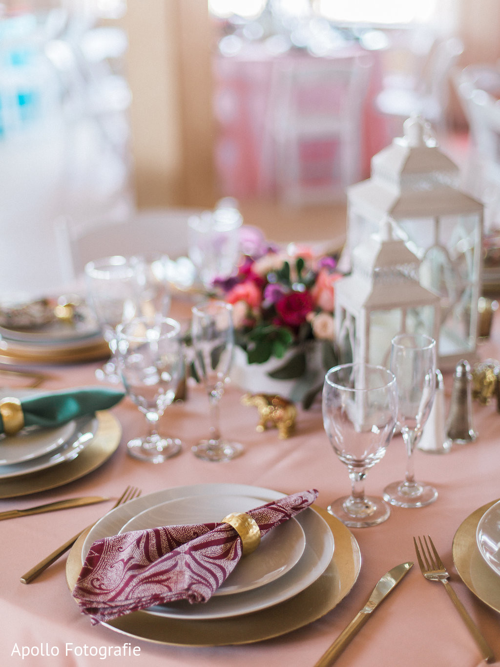 Elegant Indian wedding table plates ware setup. | Photo 196608