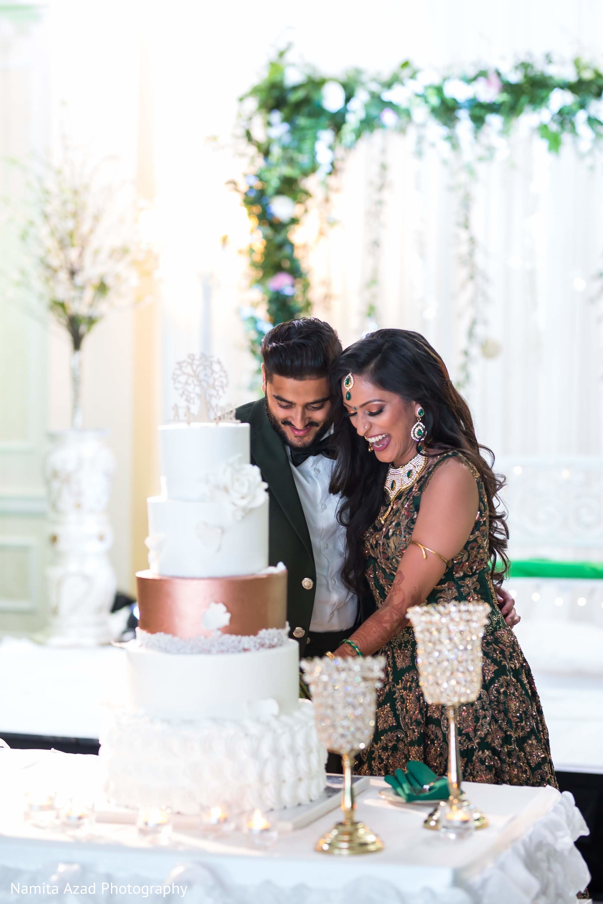 Indian bride and groom cutting the cake | Photo 203093