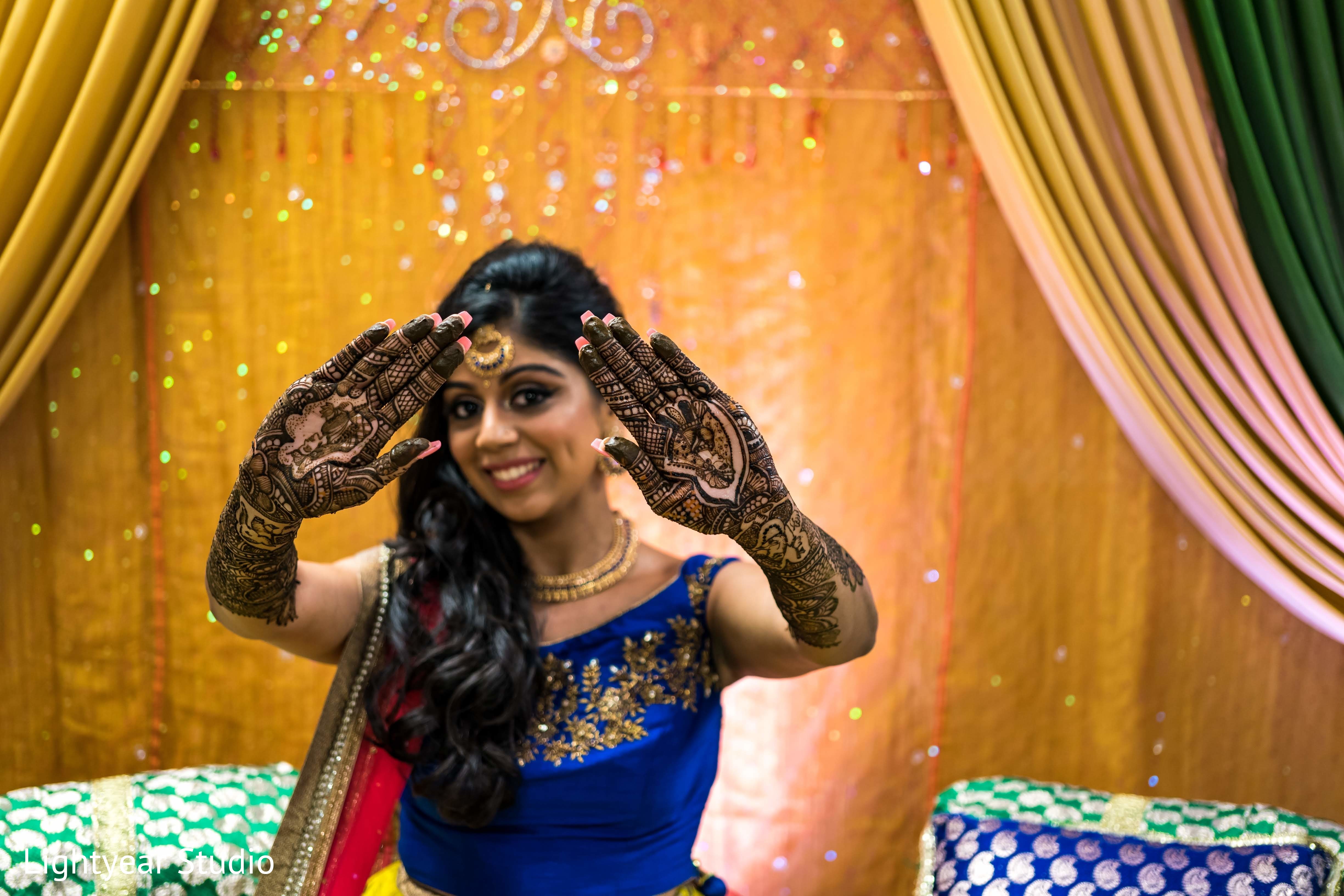 Beautiful maharani showing her mehndi design | Photo 204101