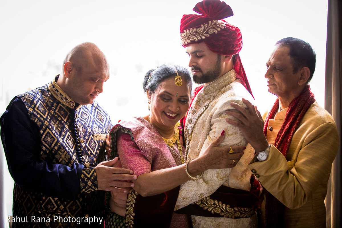 Family hugging the Raja prior to the ceremony | Photo 205023