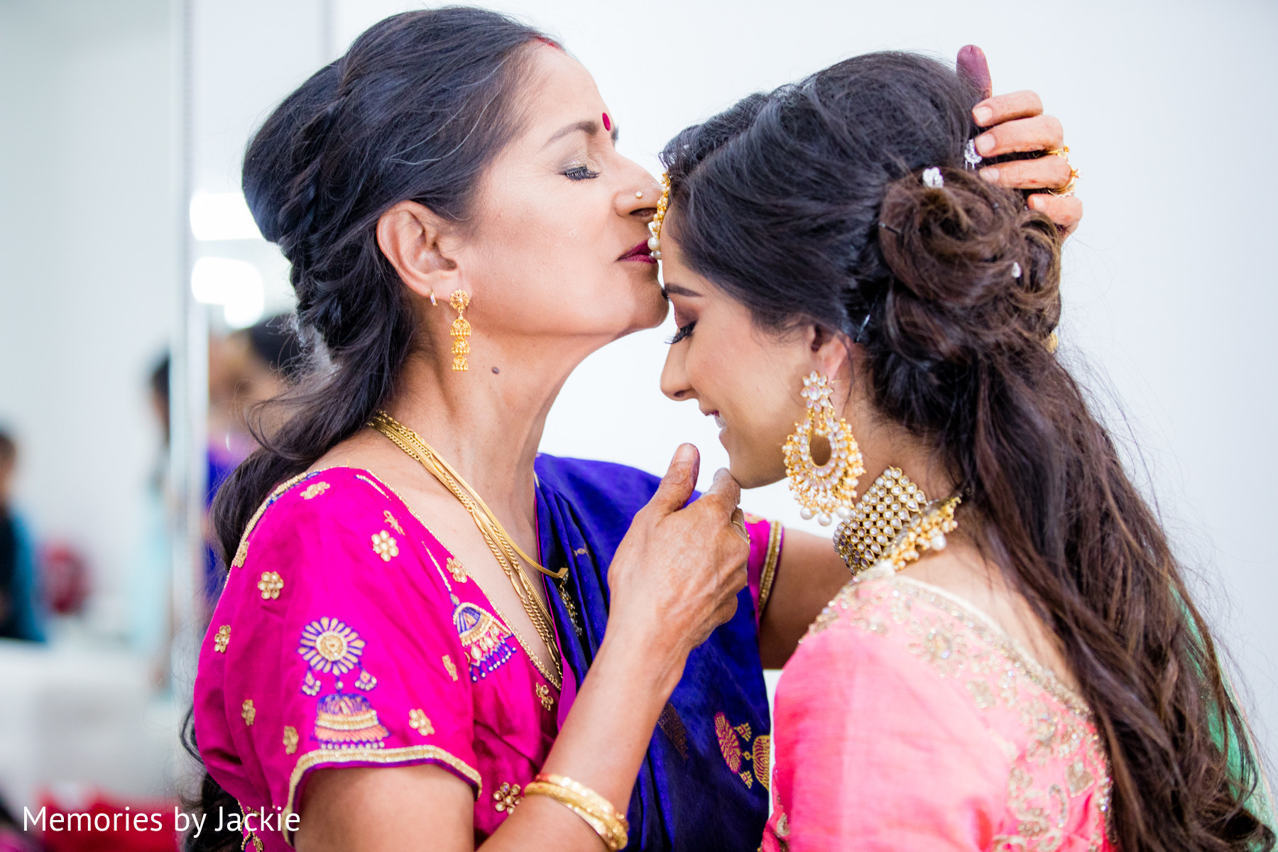 Indian bride and her mother prior to the ceremony | Photo 210748