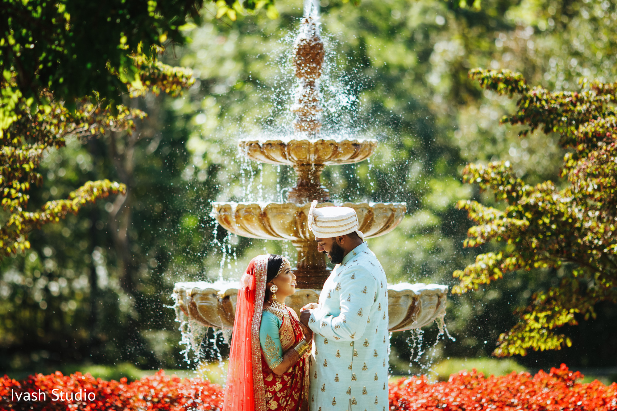 Heartwarming Indian bride and groom's first look. | Photo 212637
