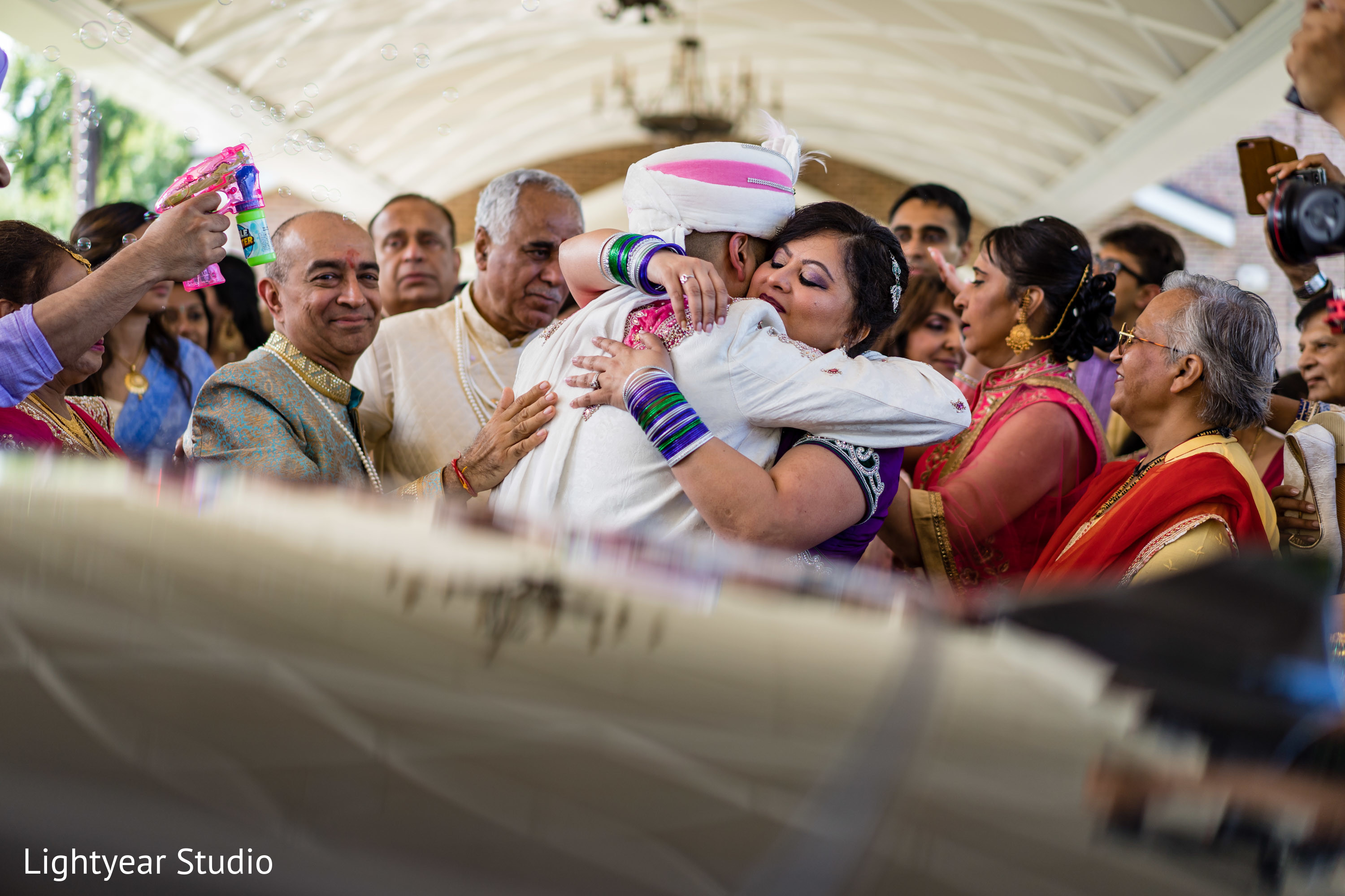 Special moment of Indian groom saying goodbye to family. | Photo 213763