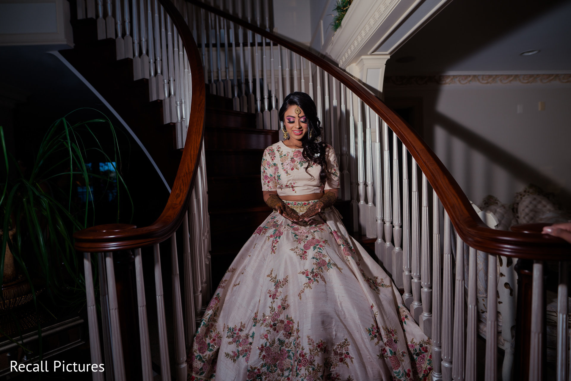 See this lovely maharani looking at her mehndi art. | Photo 218587