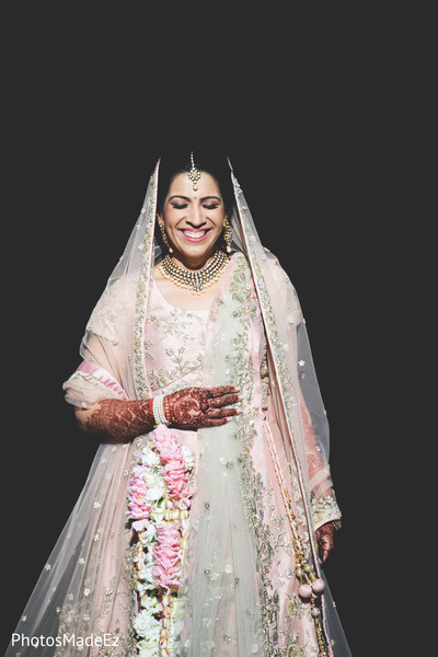 Indian bride wearing the lengha and mehndi | Photo 226408