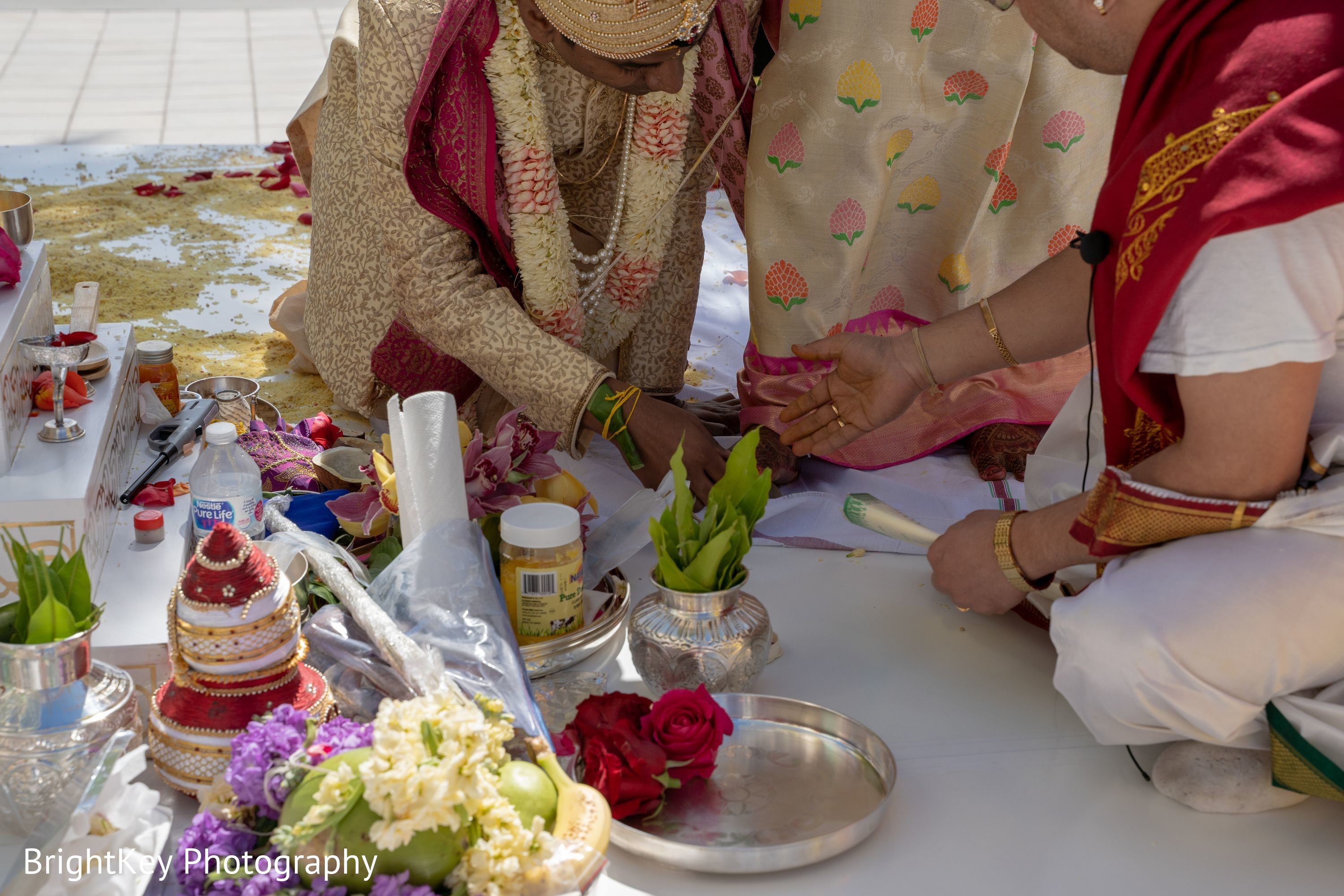 Indian bride and groom rolling betel nut with toes | Photo 232654